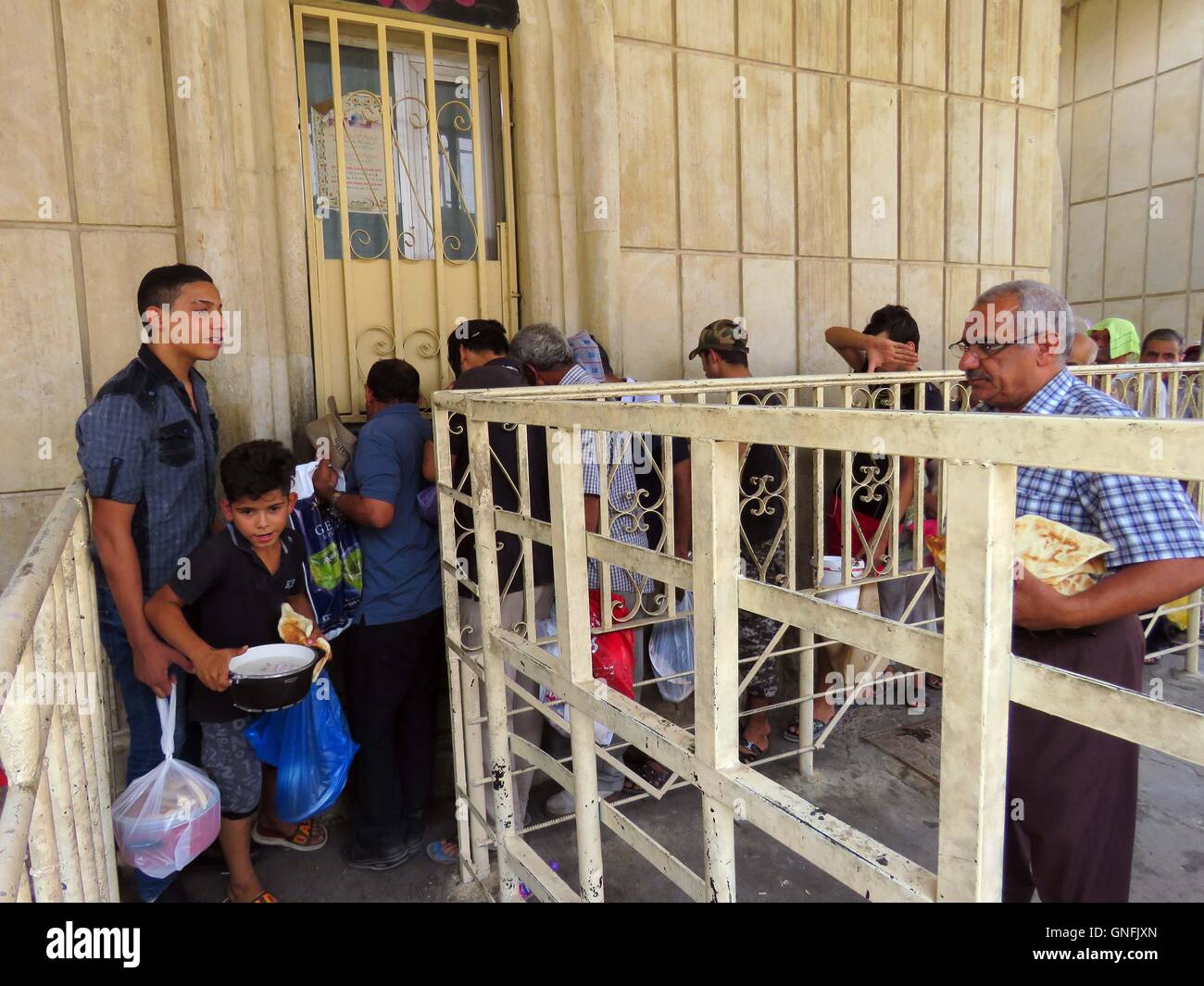 Baghdad, Iraq. 31st Aug, 2016. Displaced civilians from different ...