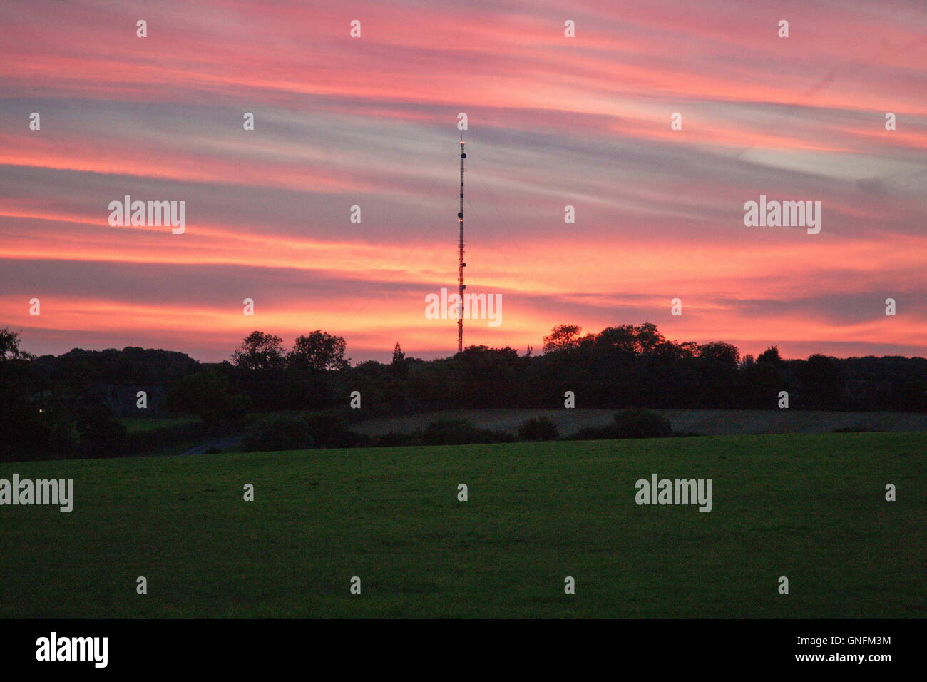 Lambourn, UK. 31st Aug, 2016. The sun sets Behind Membury Transmitting ...