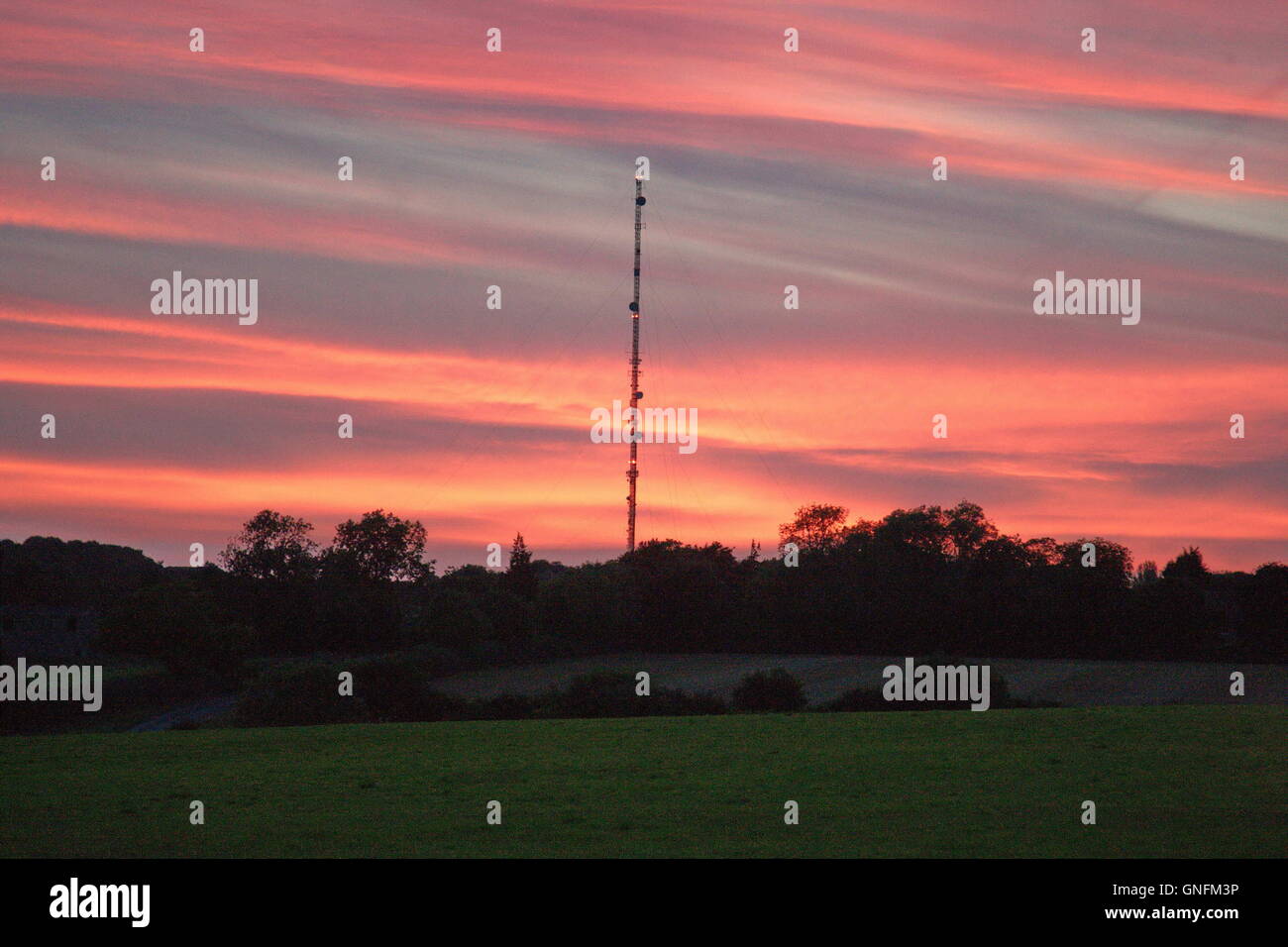 Lambourn, UK. 31st Aug, 2016. The sun sets Behind Membury Transmitting ...