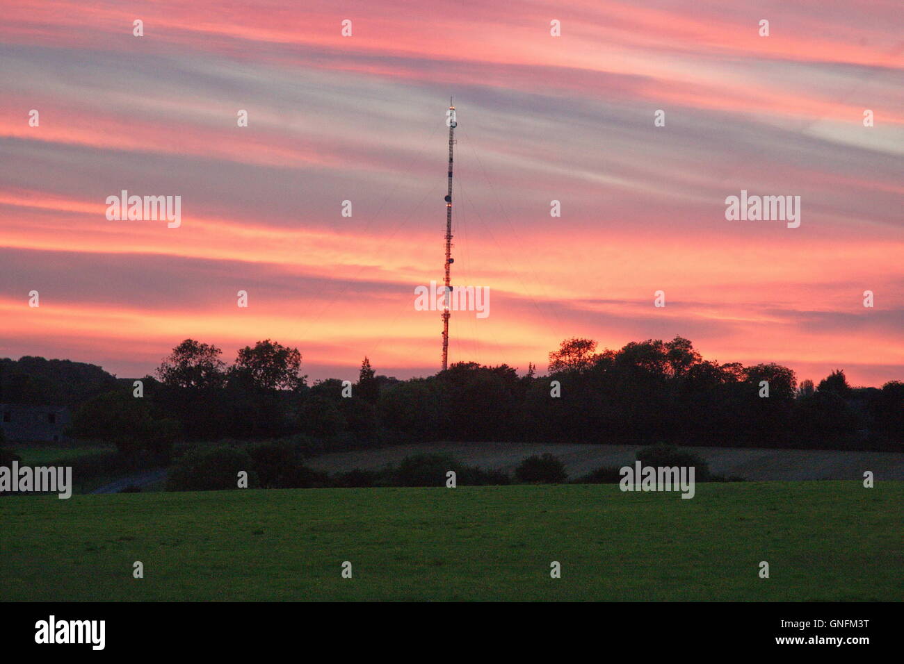 Lambourn, UK. 31st Aug, 2016. The sun sets Behind Membury Transmitting ...