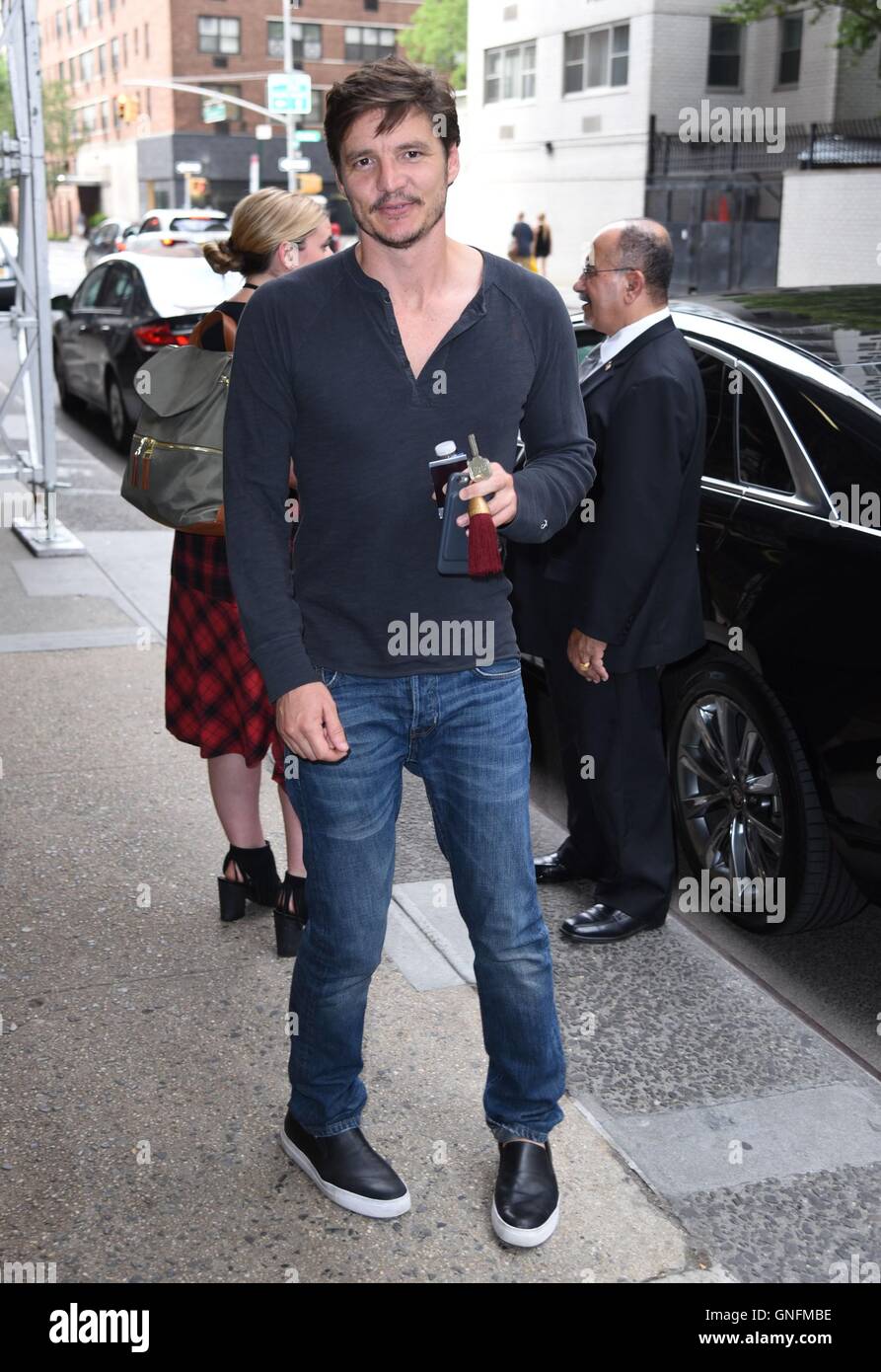 Pedro pascal celebrity candids wed paparazziec hi-res stock photography ...