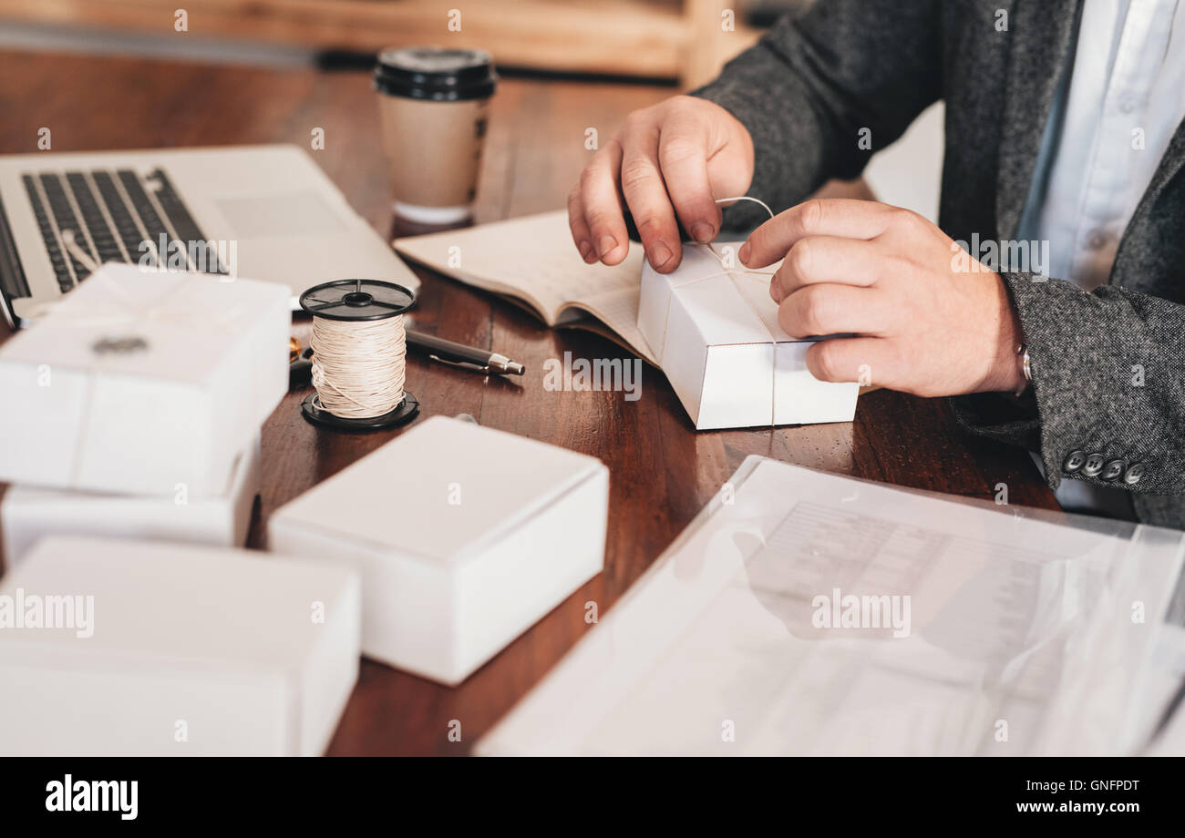 Sending packages hi-res stock photography and images - Alamy