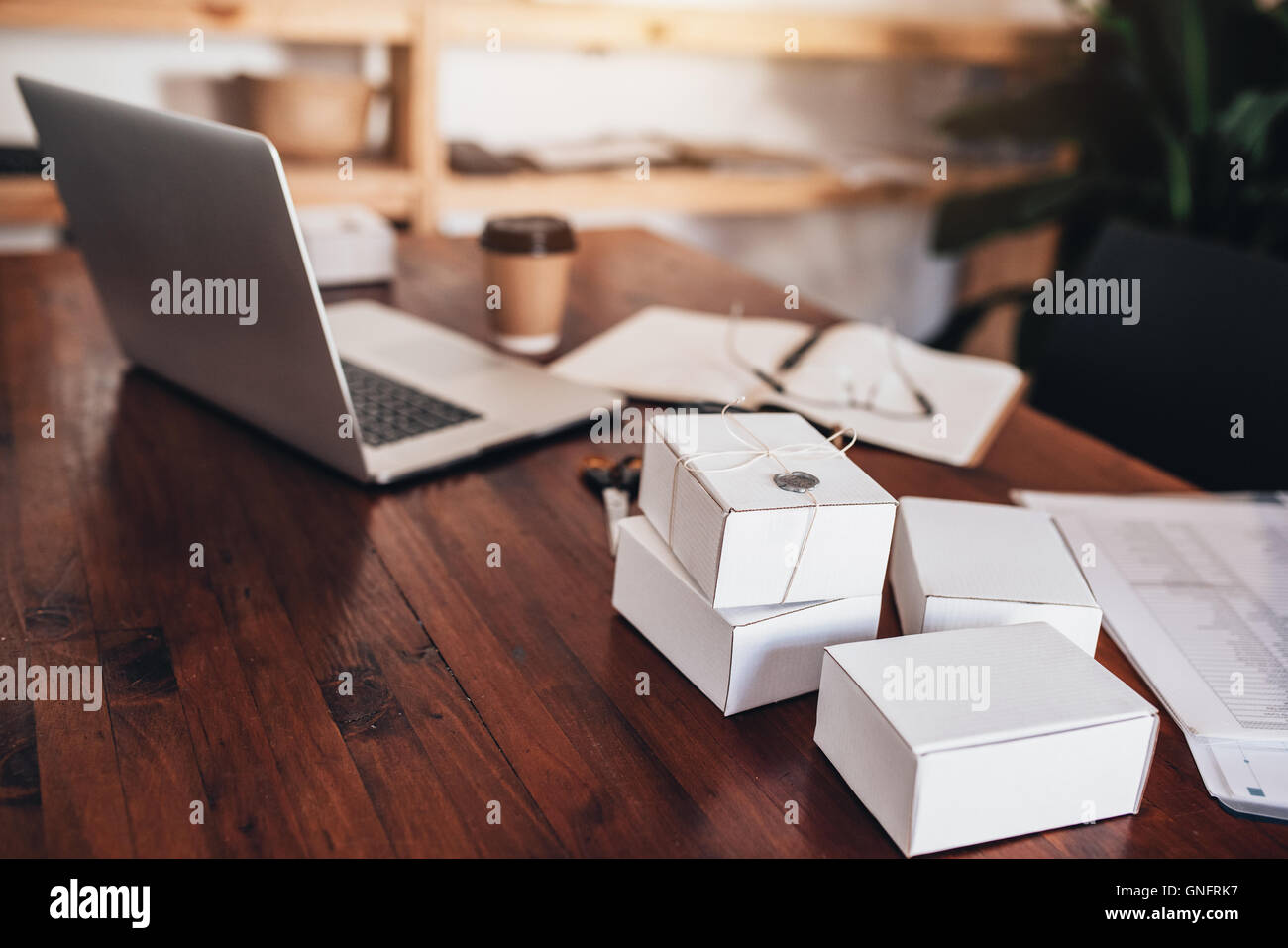 Computer delivery box hi-res stock photography and images - Alamy