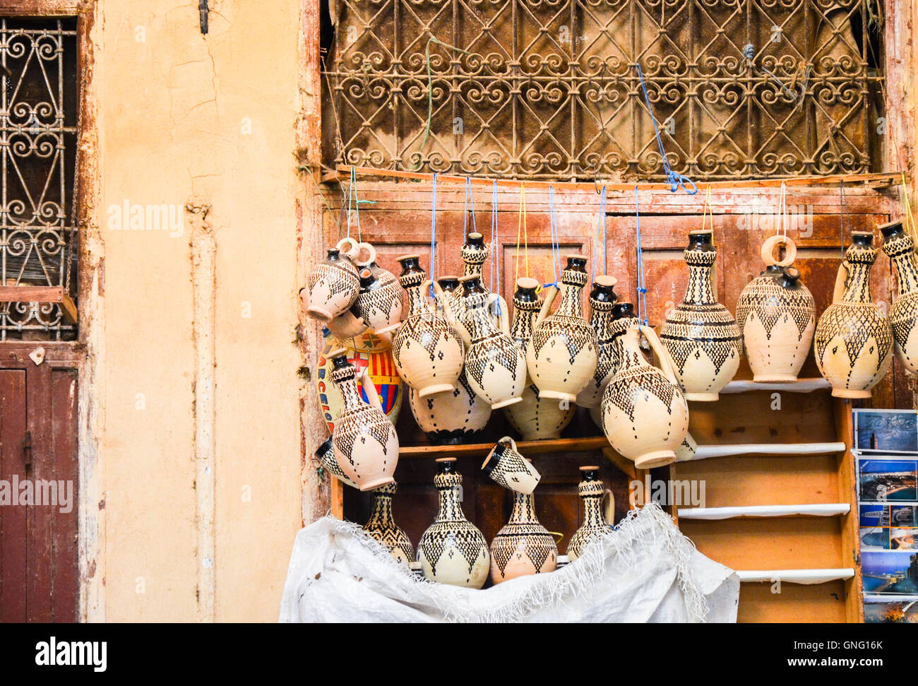 Fez morocco market pottery hi-res stock photography and images - Alamy