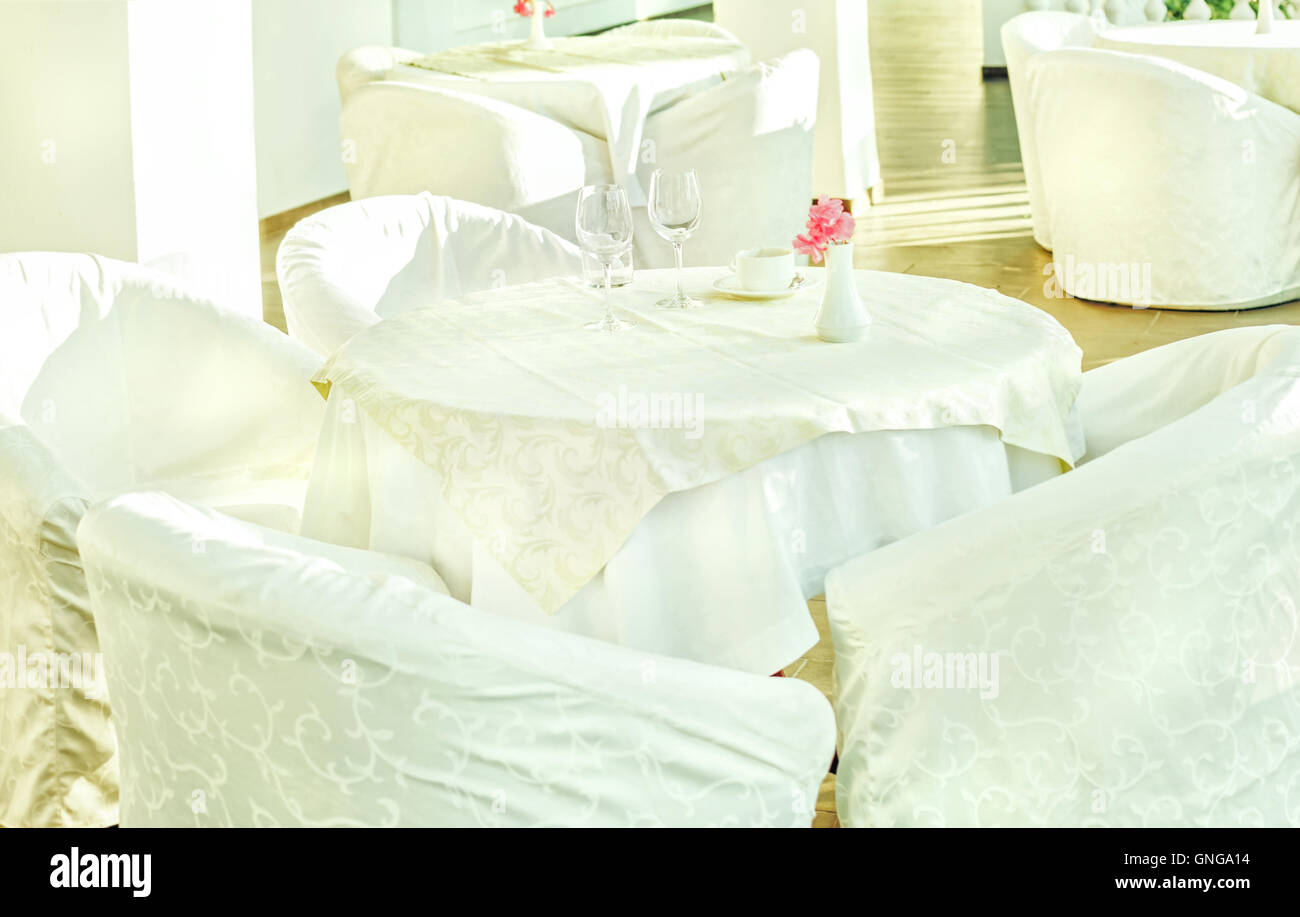 White covers on tables hi-res stock photography and images - Alamy