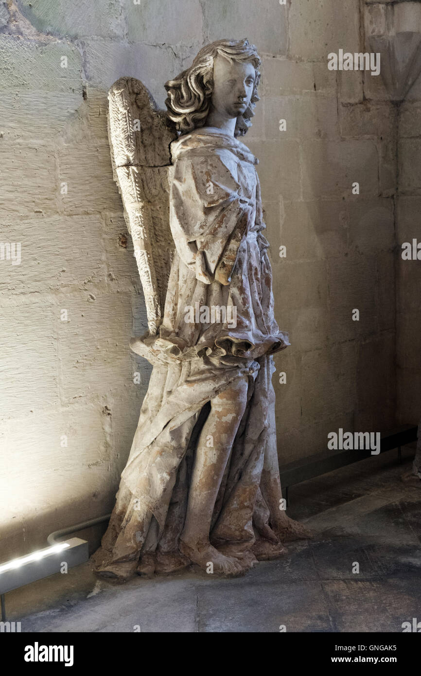 Male angel statue hi-res stock photography and images - Alamy
