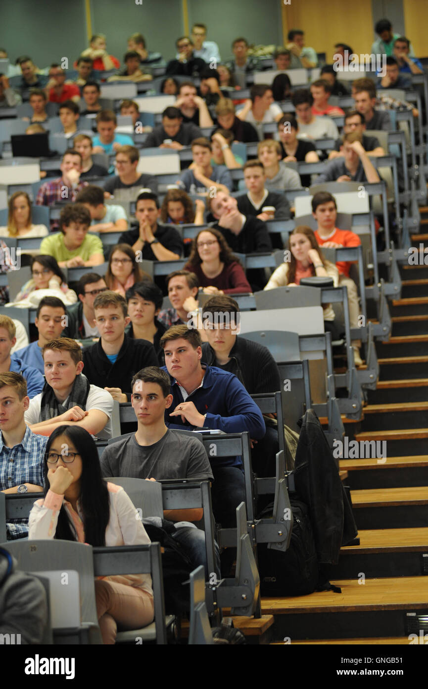 Engineering students university hi-res stock photography and images - Alamy