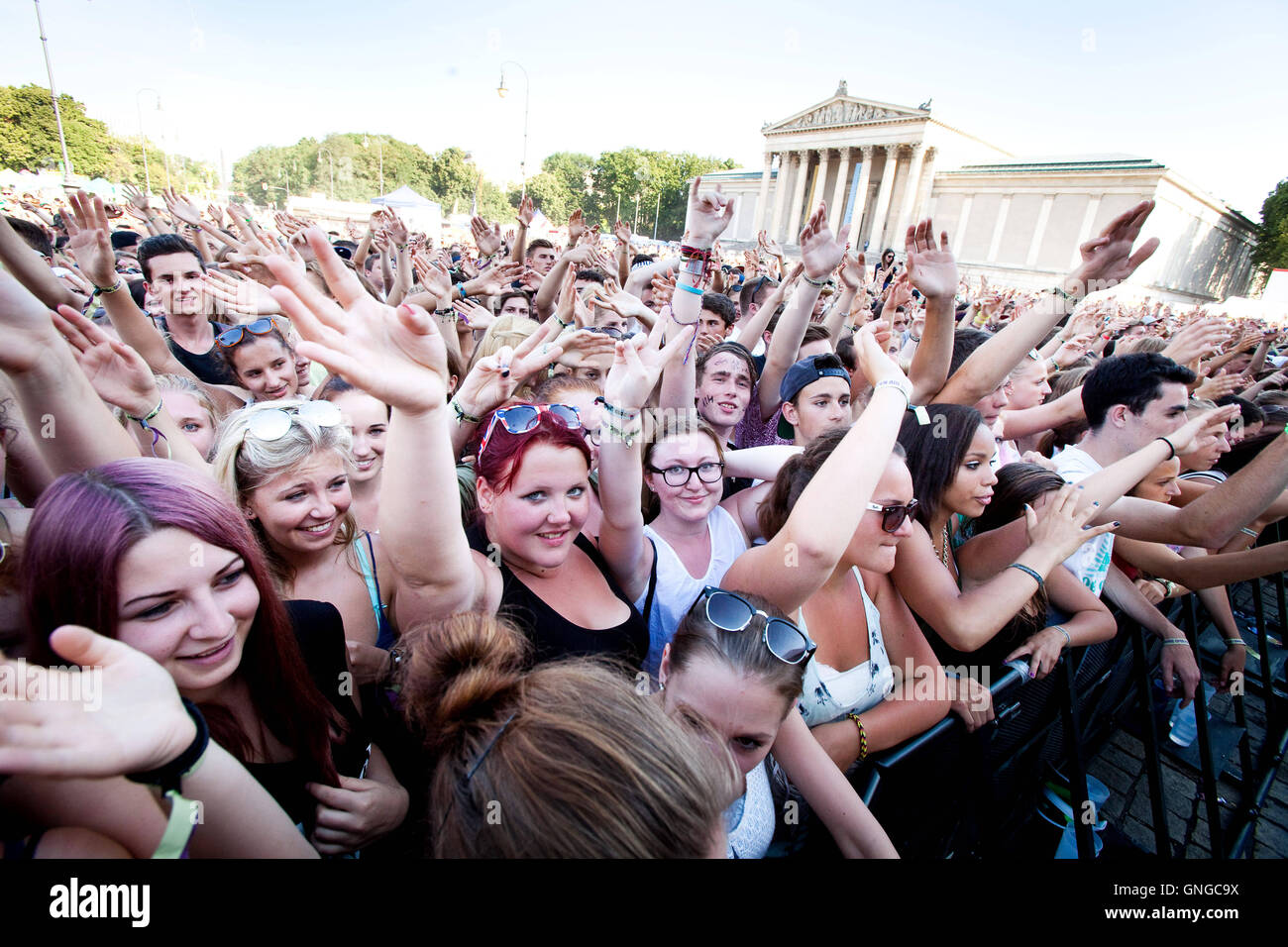 Oben ohne hi-res stock photography and images - Alamy