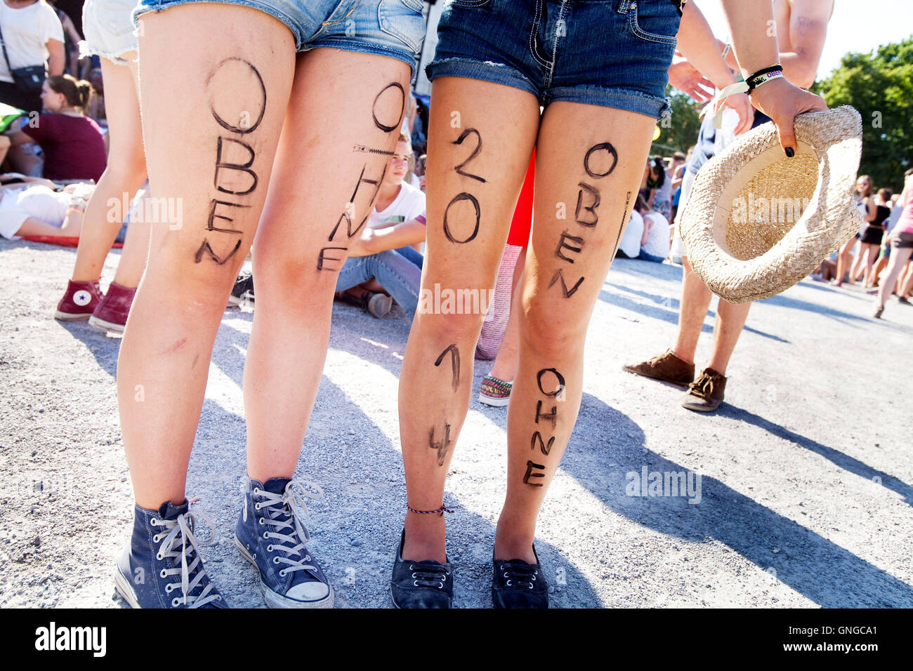 Oben ohne hi-res stock photography and images - Alamy