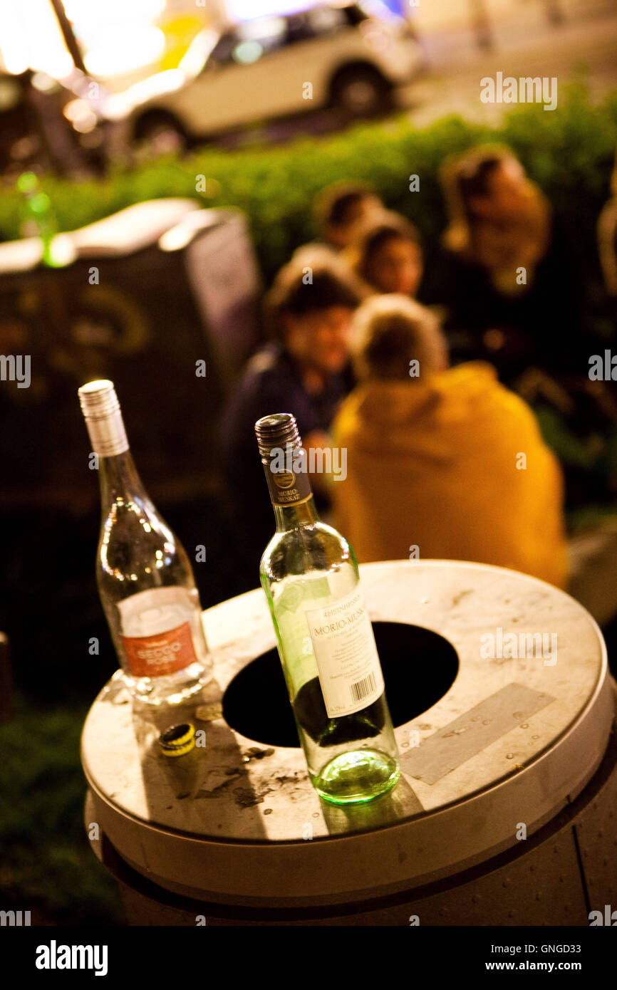 Night revelers hi-res stock photography and images - Alamy