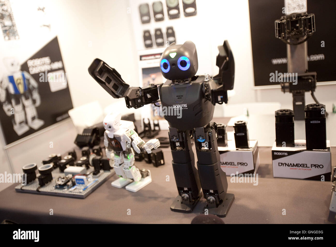 Robot trade fair hi-res stock photography and images - Alamy