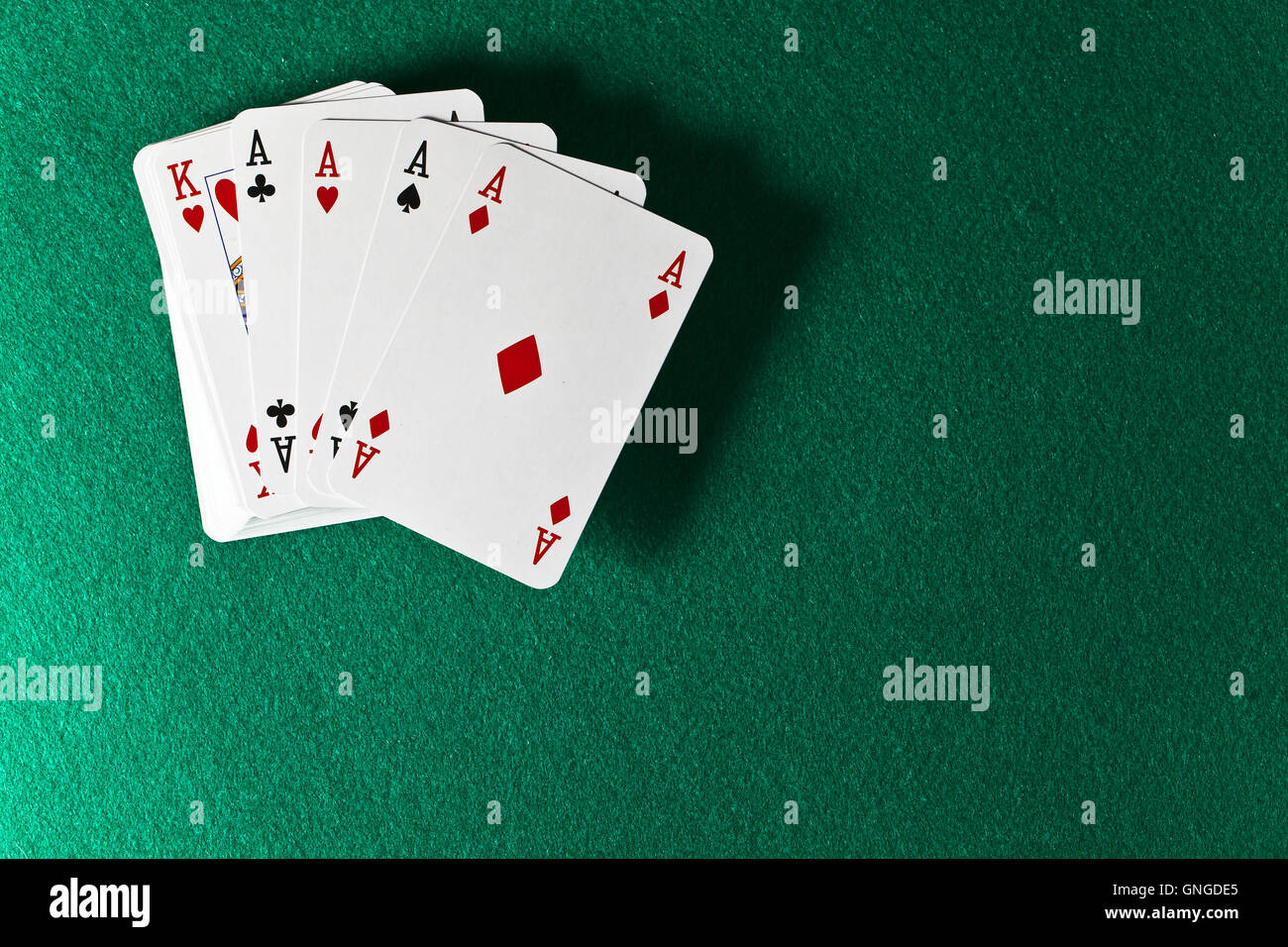 Playing card on green table hi-res stock photography and images - Alamy