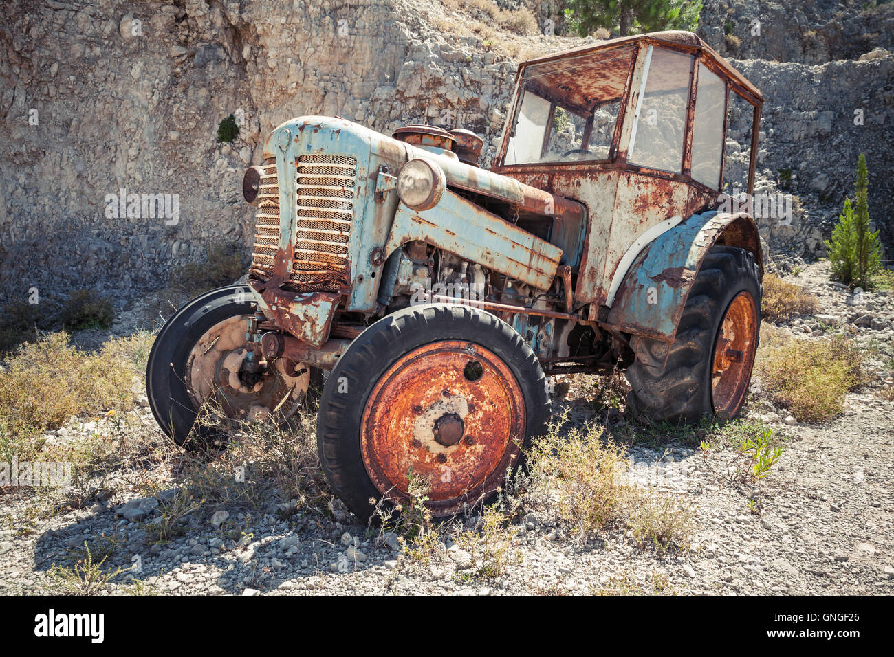 Old rusted tractor hi-res stock photography and images - Alamy
