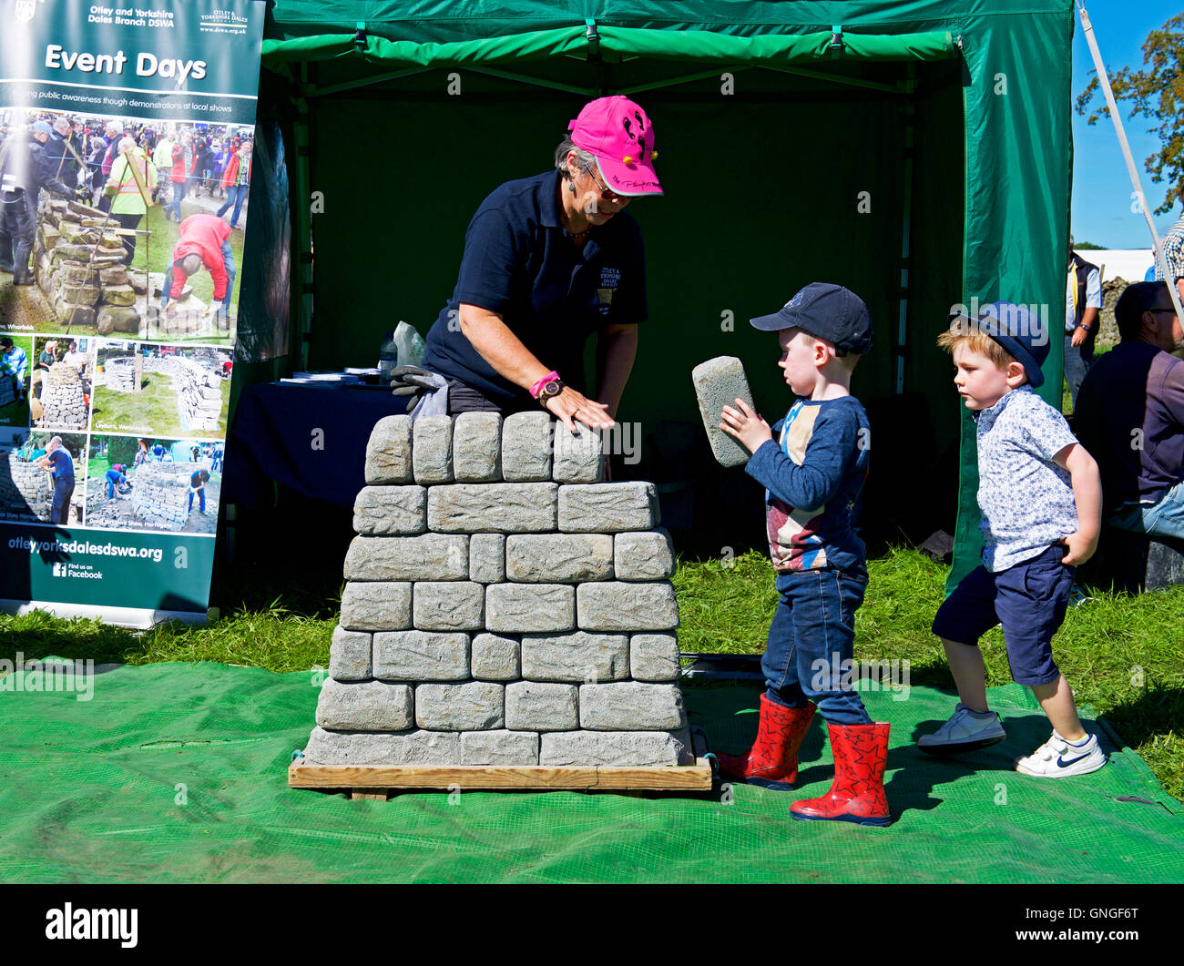 Helping britain build hi-res stock photography and images - Alamy