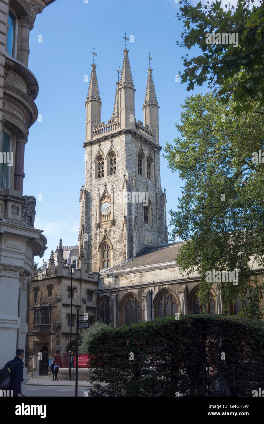 St Sepulchre's Church. 17th-century church, Holborn Viaduct, City of ...