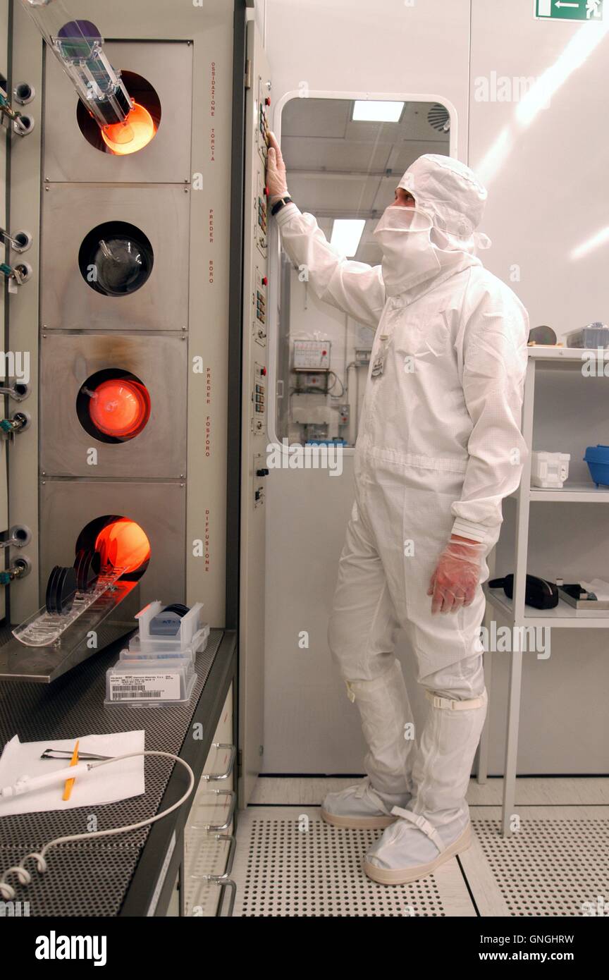 Chip clean room clean room protective hi-res stock photography and ...
