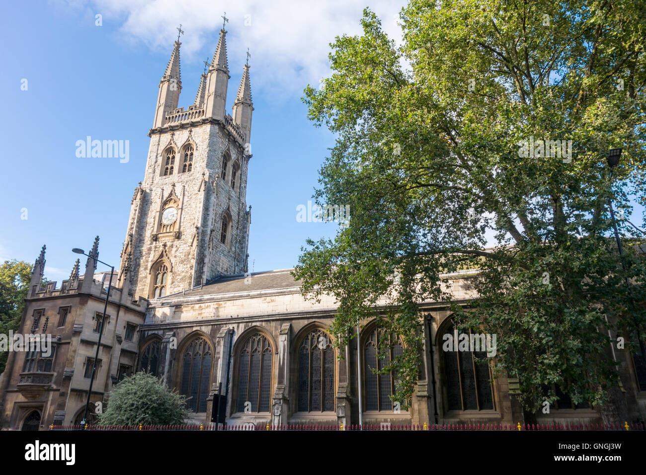 St Sepulchre's Church. 17th-century church, Holborn Viaduct, City of ...