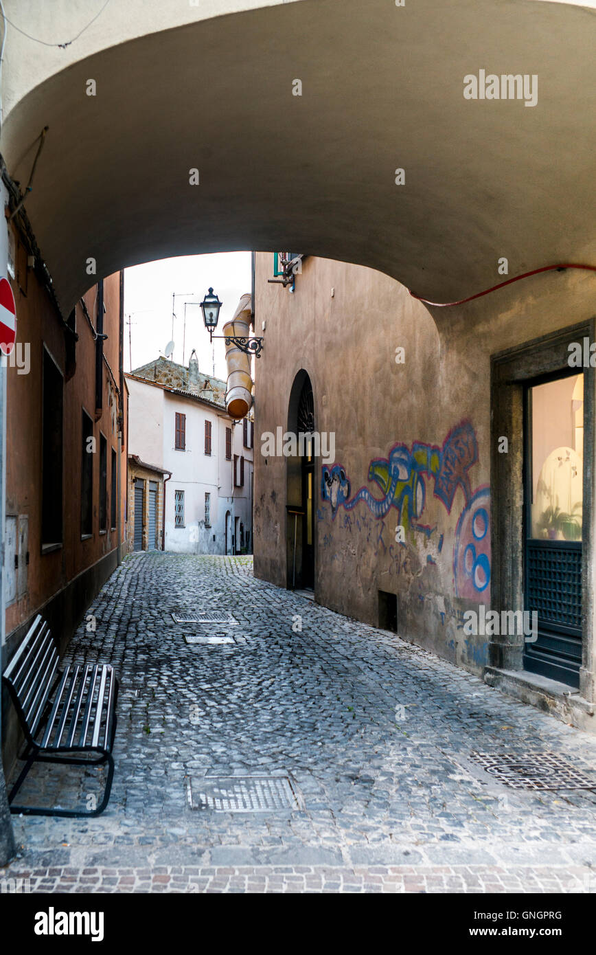 Graffiti along narrow cobblestone hi-res stock photography and images ...