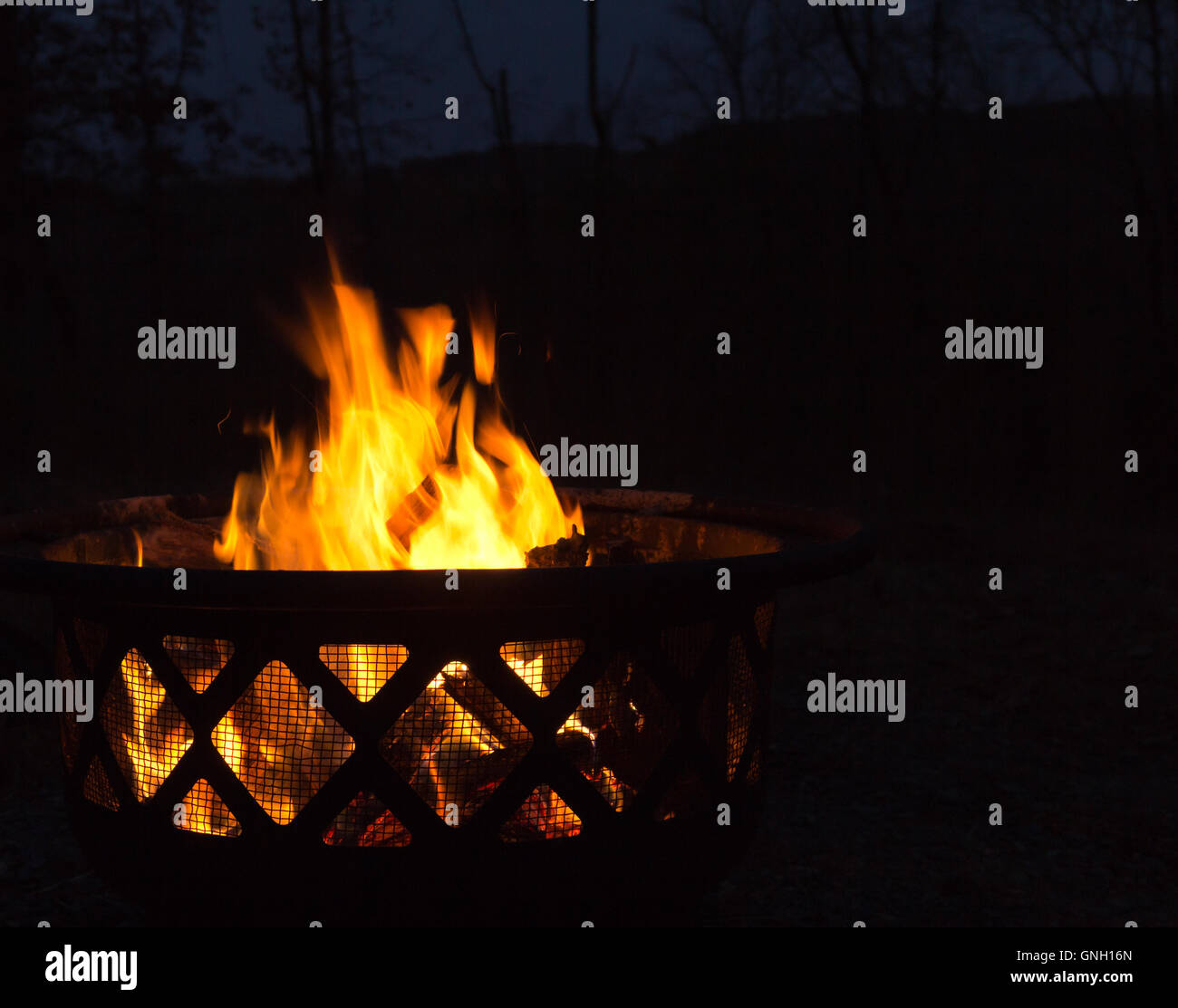 Flickering flames in a fire pit Stock Photo - Alamy