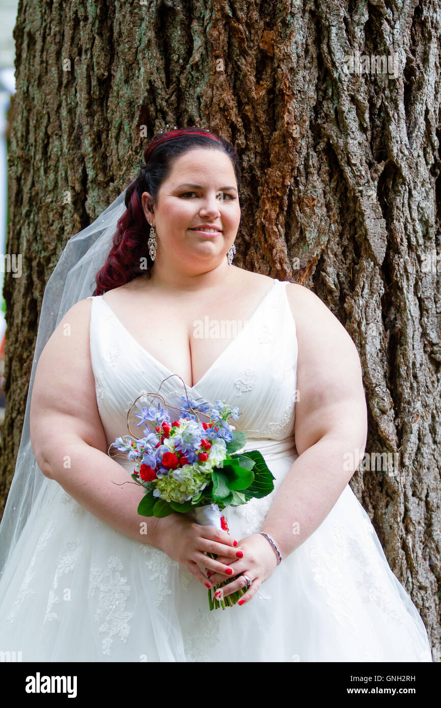 Portrait smiling bride hi-res stock photography and images - Alamy