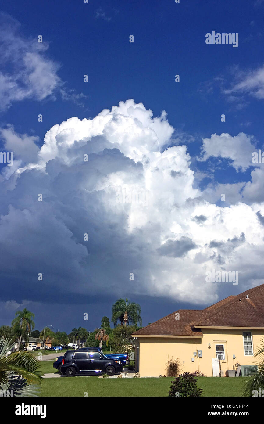 Towering cumulus cumulonimbus storm cloud hi-res stock photography and ...