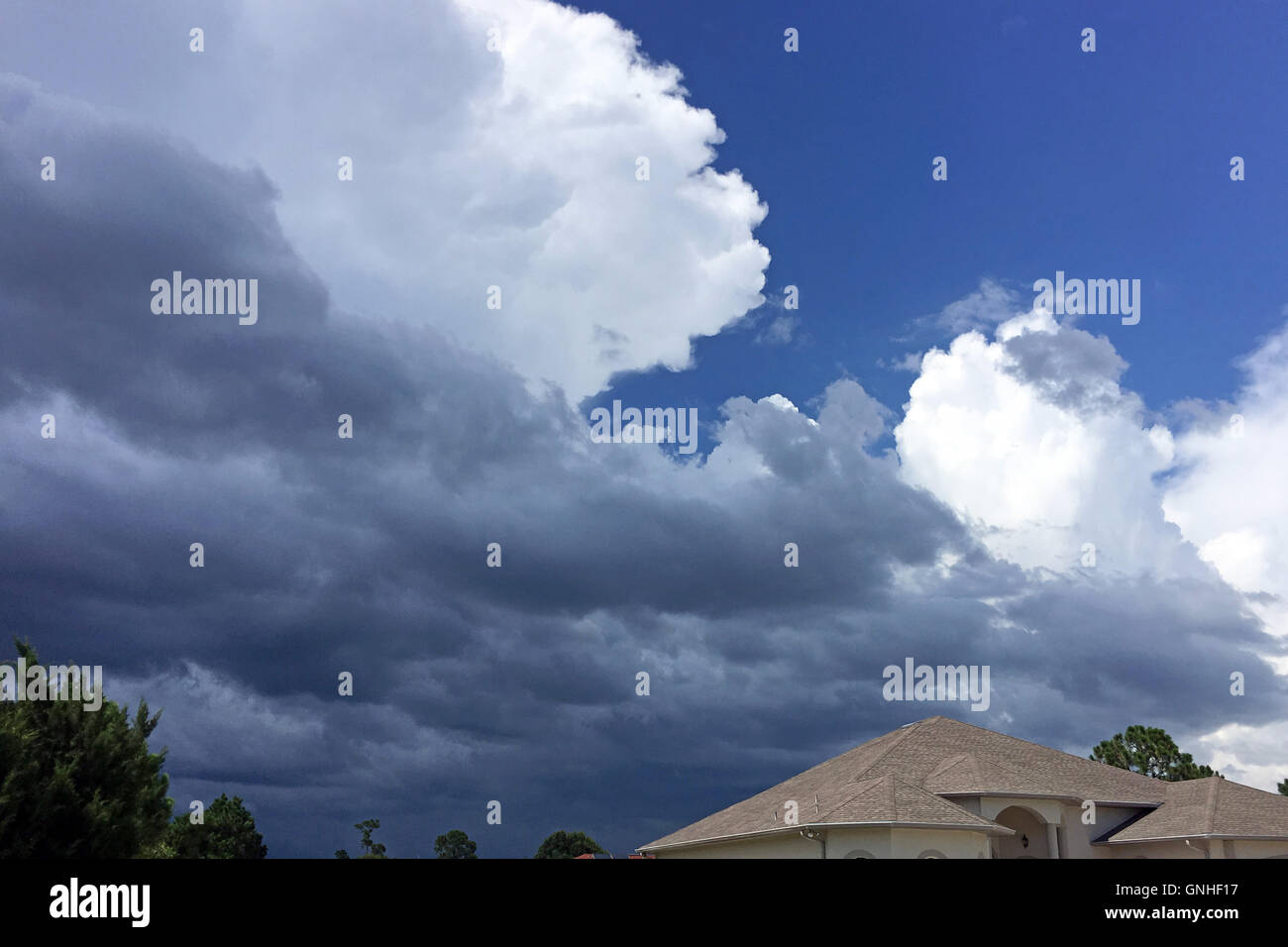 Towering cumulus cumulonimbus storm cloud hi-res stock photography and ...