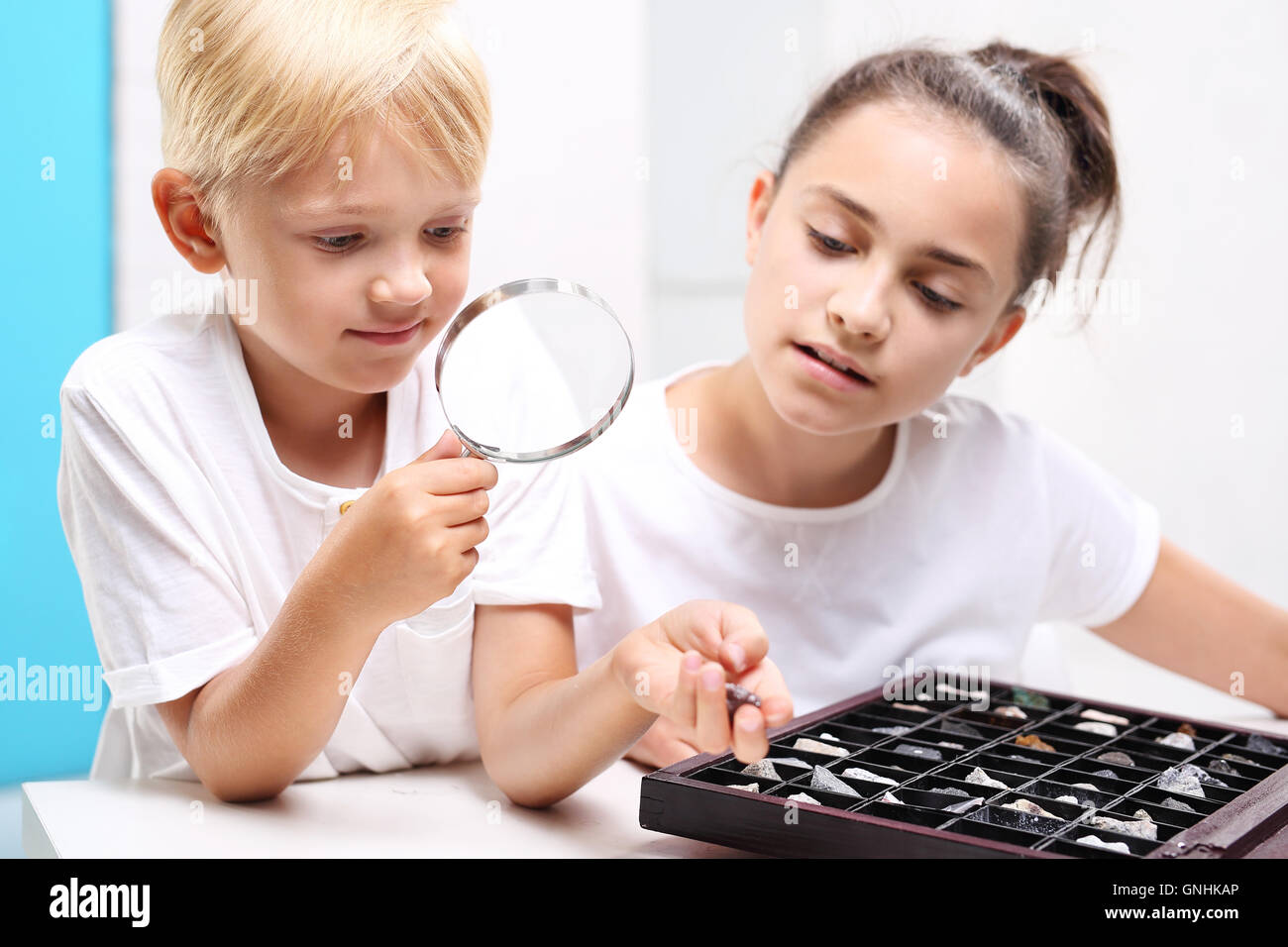 Children learning geography hi-res stock photography and images - Alamy