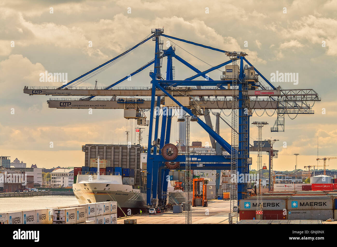 Container port hi-res stock photography and images - Alamy
