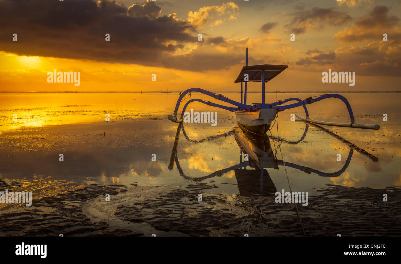 Junk on the beach hi-res stock photography and images - Alamy