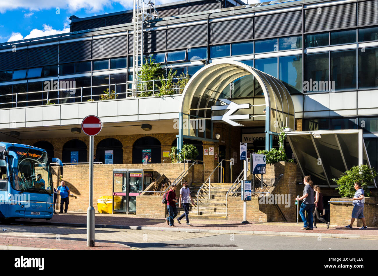A view of Reading railway station Stock Photo - Alamy