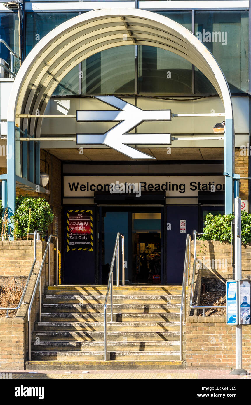 A view of Reading railway station Stock Photo - Alamy