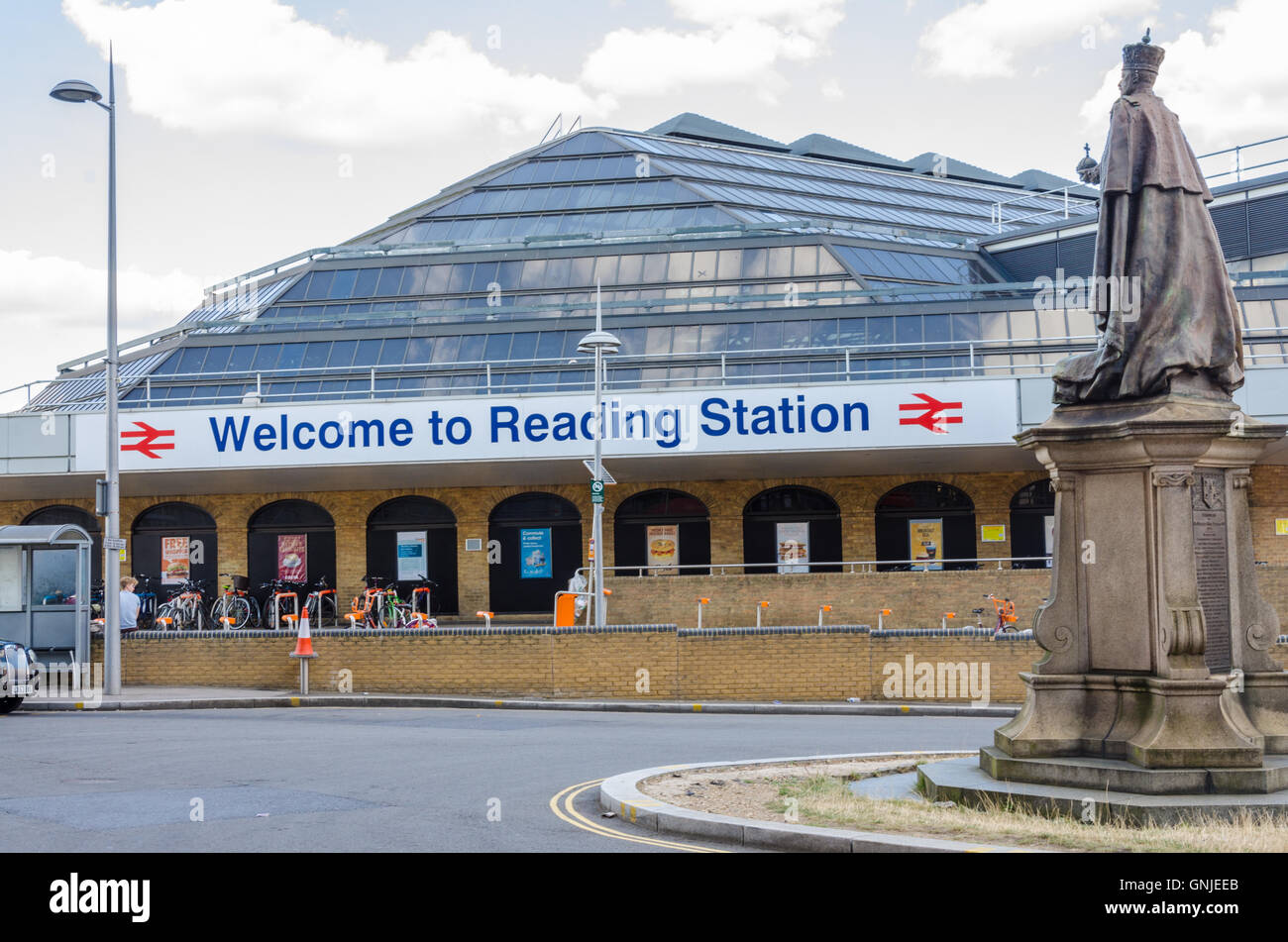 A view of Reading railway station Stock Photo - Alamy