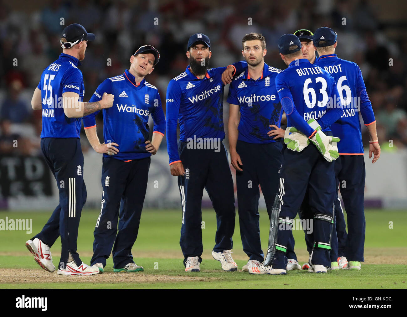 England's Mark Wood celebrates getting Pakistan's Wahab Riaz out with ...