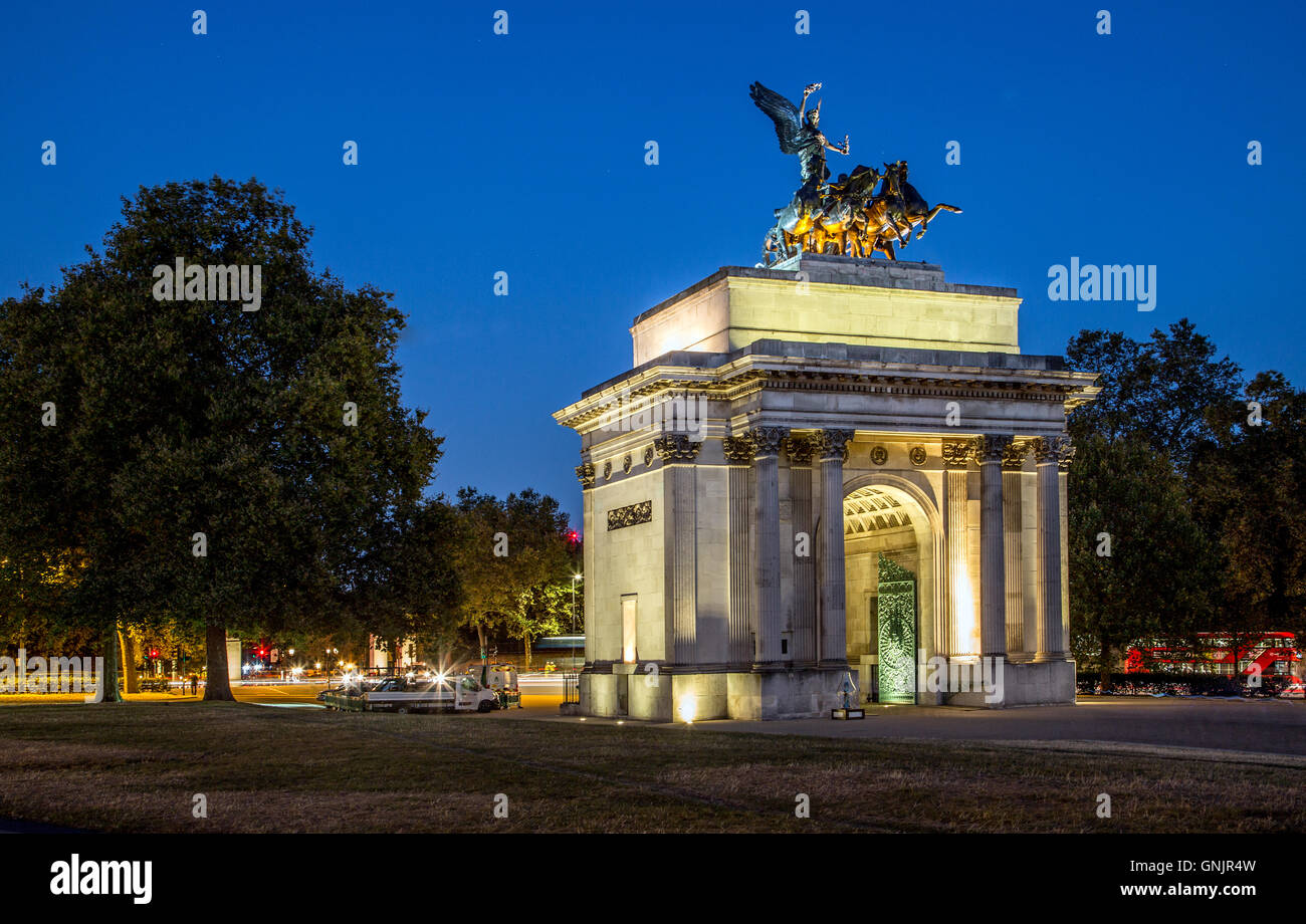 The famous wellington arch hyde park corner hi-res stock photography ...