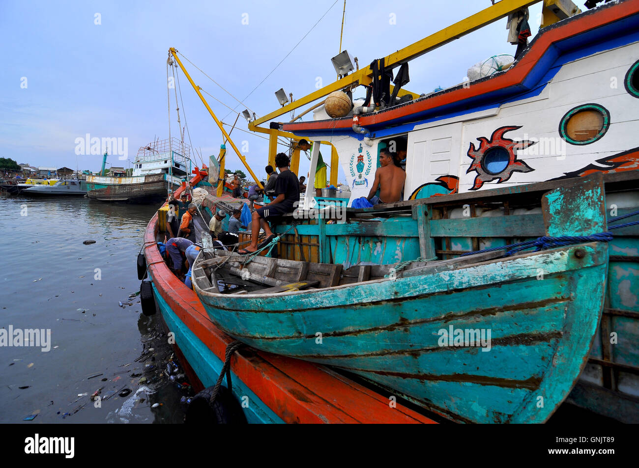 Lhouksemawe, Indonesia. 30th Aug, 2016. Fishermen move the fish from ...