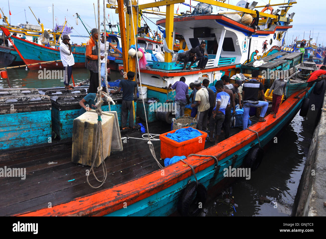 Lhouksemawe, Indonesia. 30th Aug, 2016. Fishermen move the fish from ...
