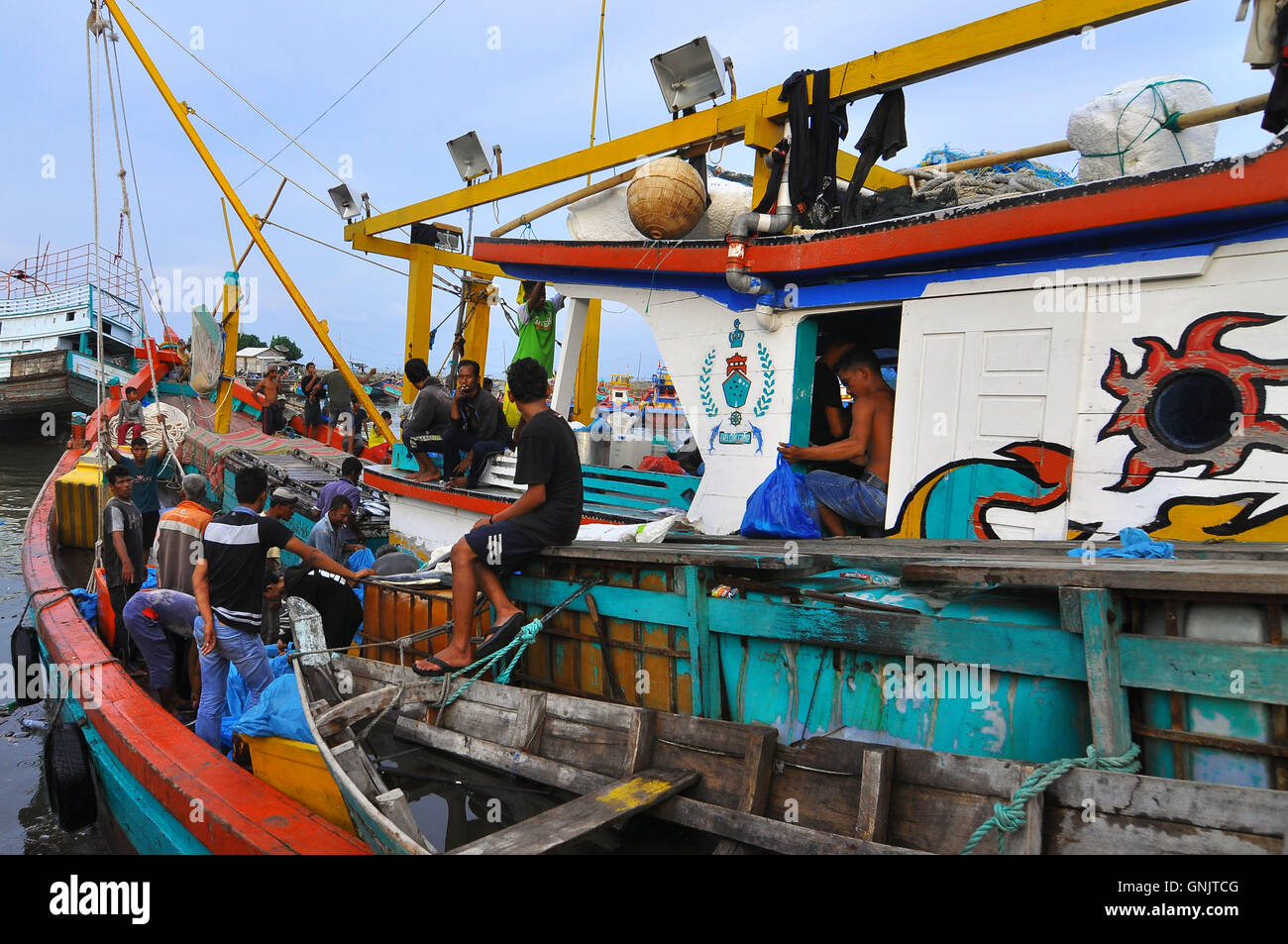 Lhouksemawe, Indonesia. 30th Aug, 2016. Fishermen move the fish from ...