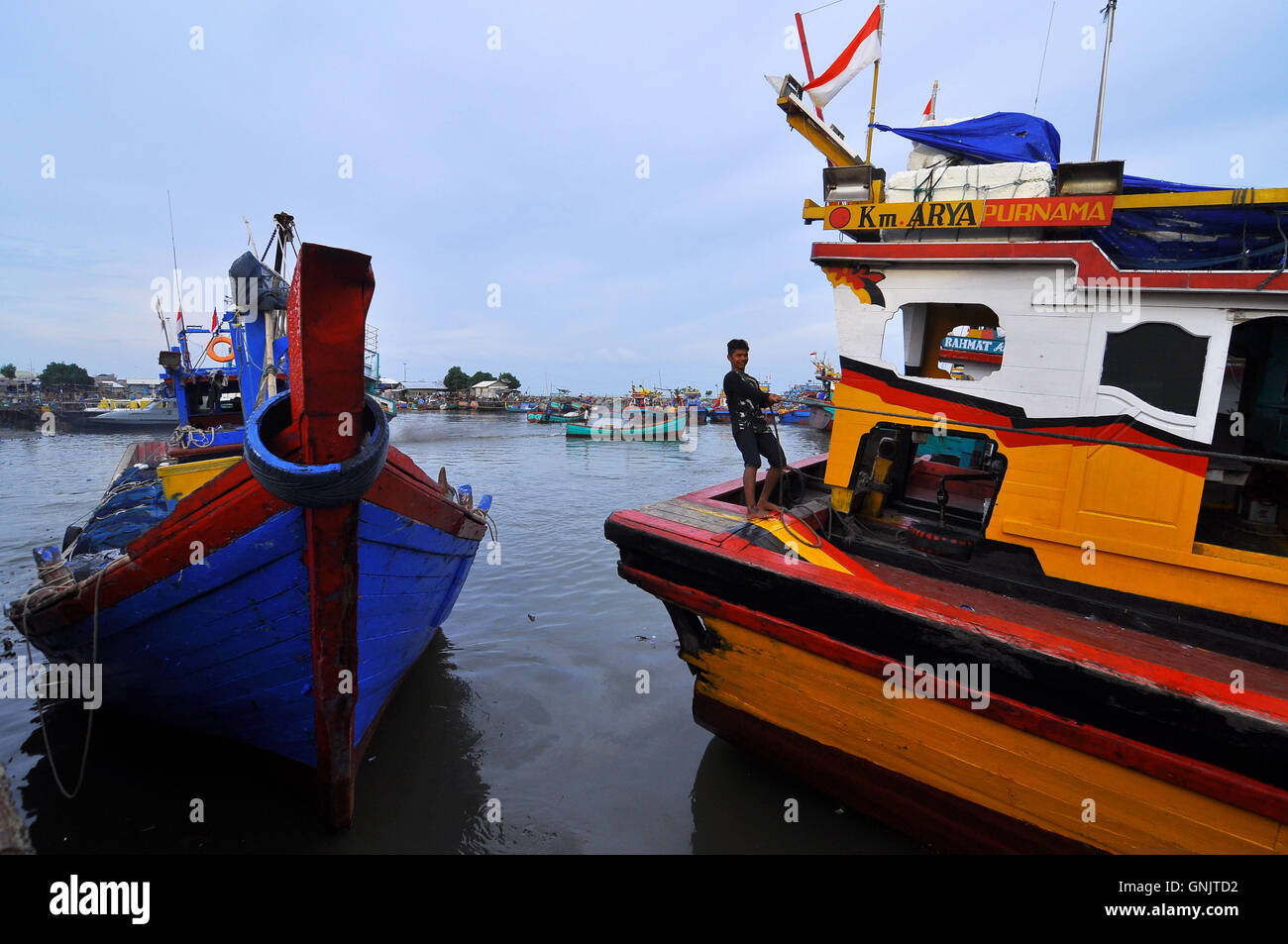 Lhouksemawe, Indonesia. 30th Aug, 2016. Fishermen move the fish from ...