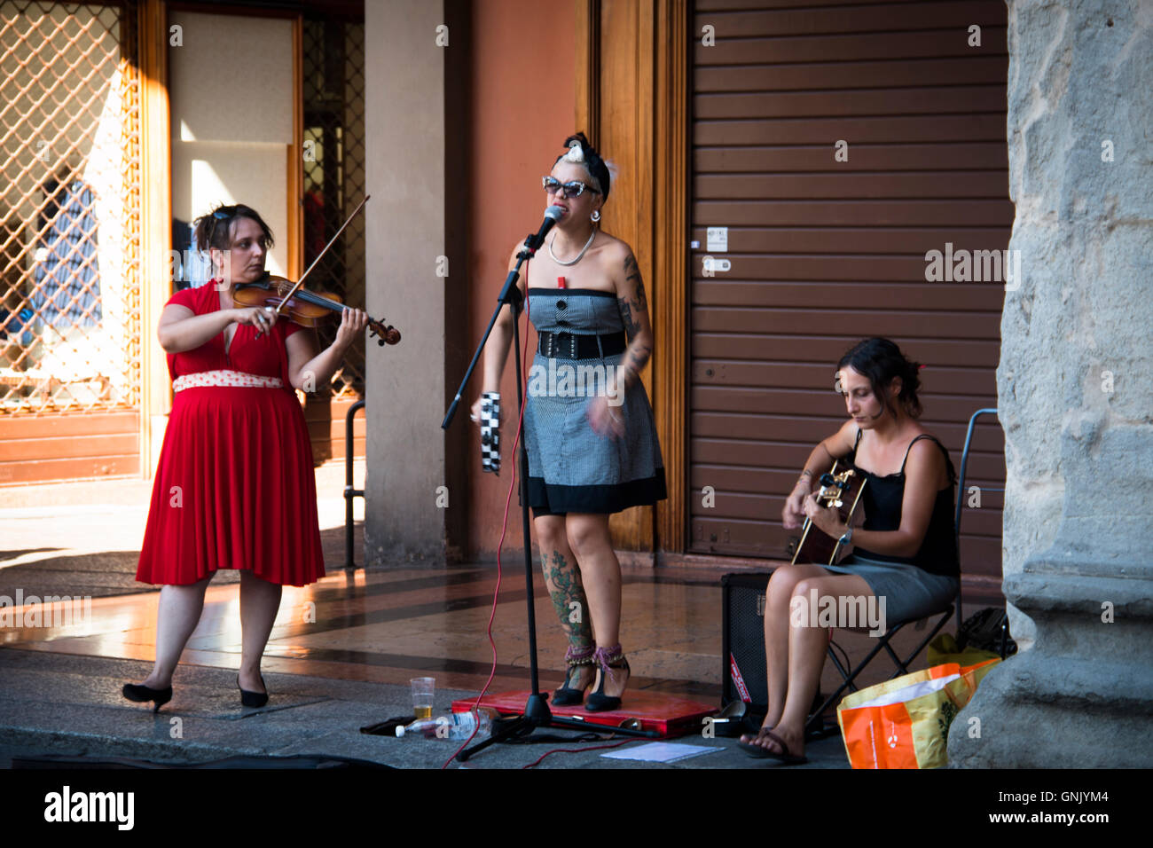 Street victorian musicians hi-res stock photography and images - Alamy