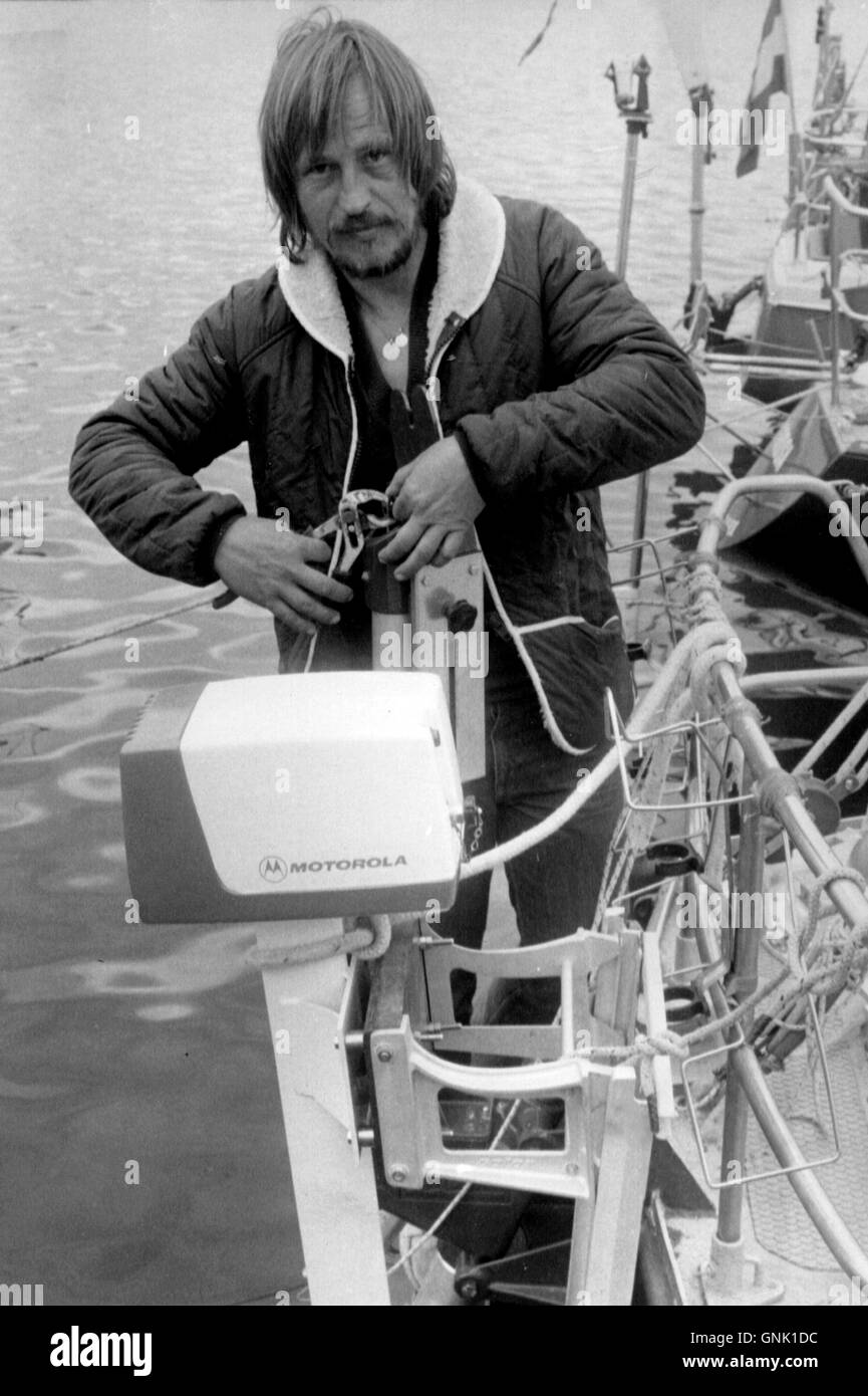 Solo yacht racing Black and White Stock Photos & Images - Alamy