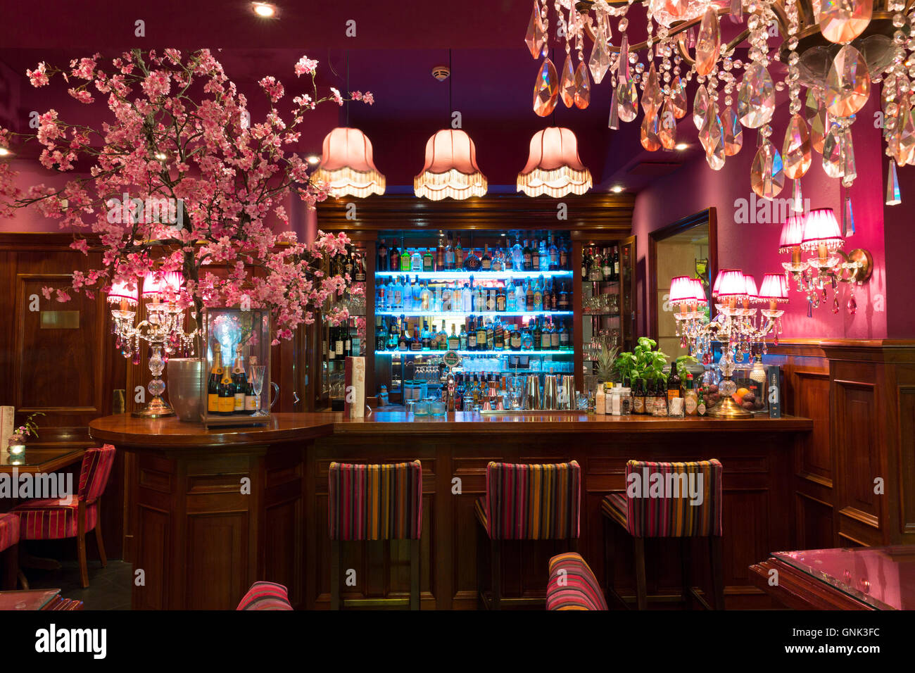 Hotel bar interior hi-res stock photography and images - Alamy