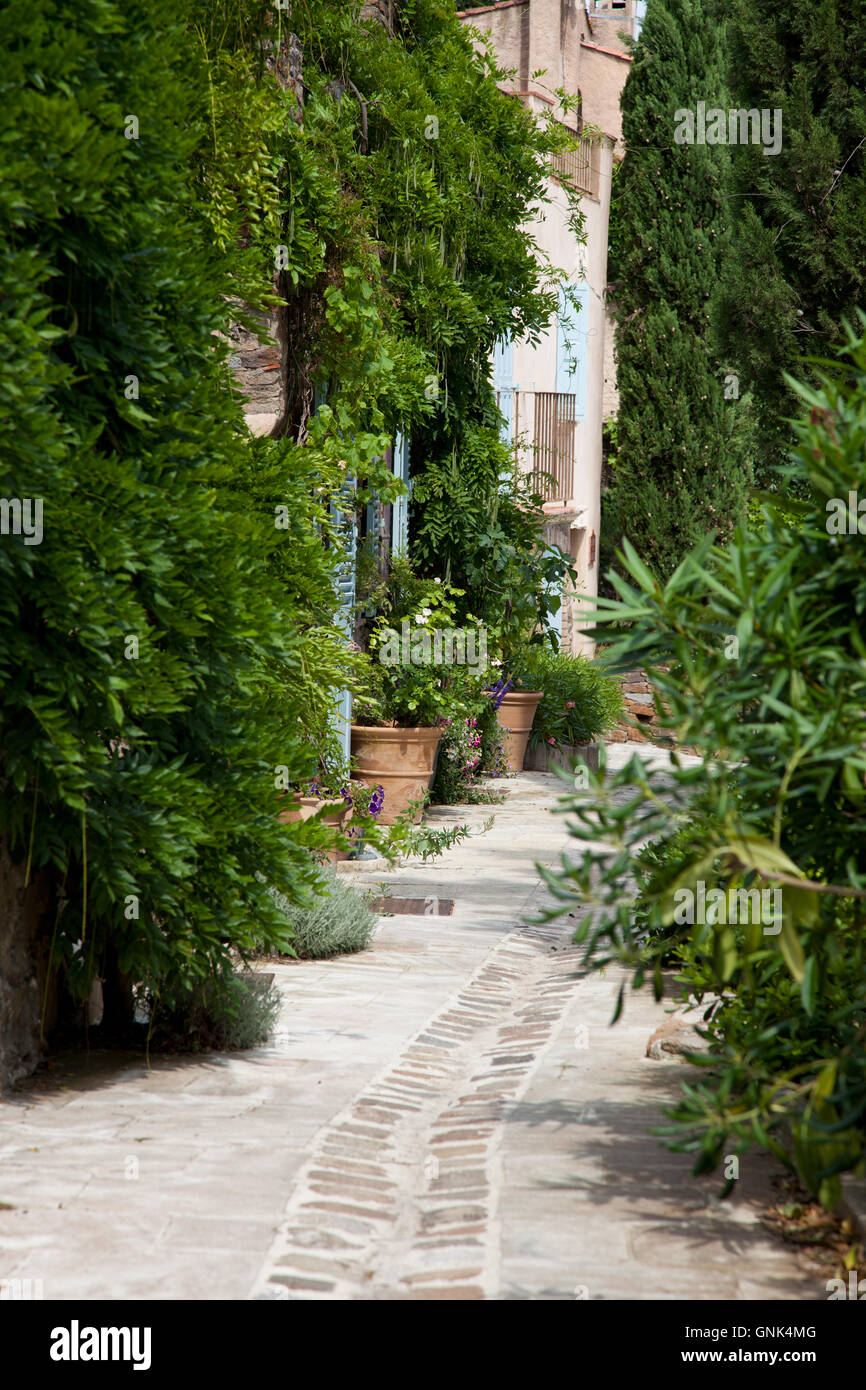 Provencal street scenery Stock Photo - Alamy