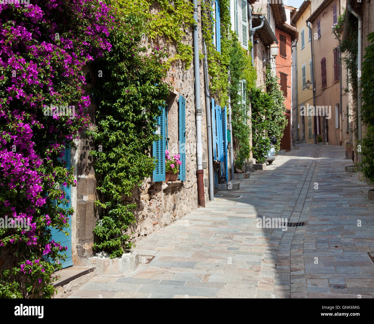 Provencal street scenery Stock Photo - Alamy