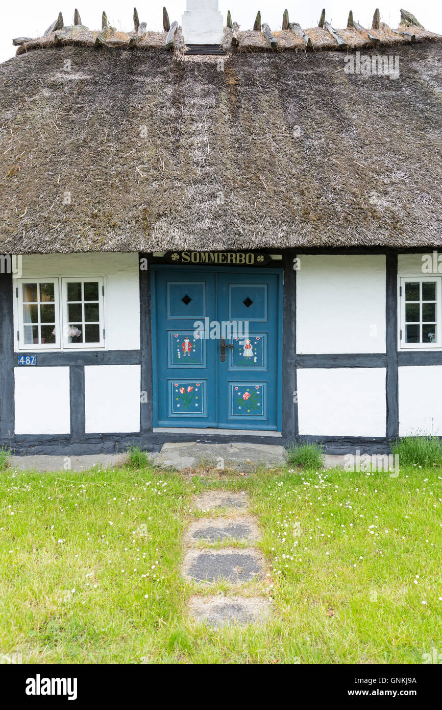 Half timbered thatched cottage hi-res stock photography and images - Alamy