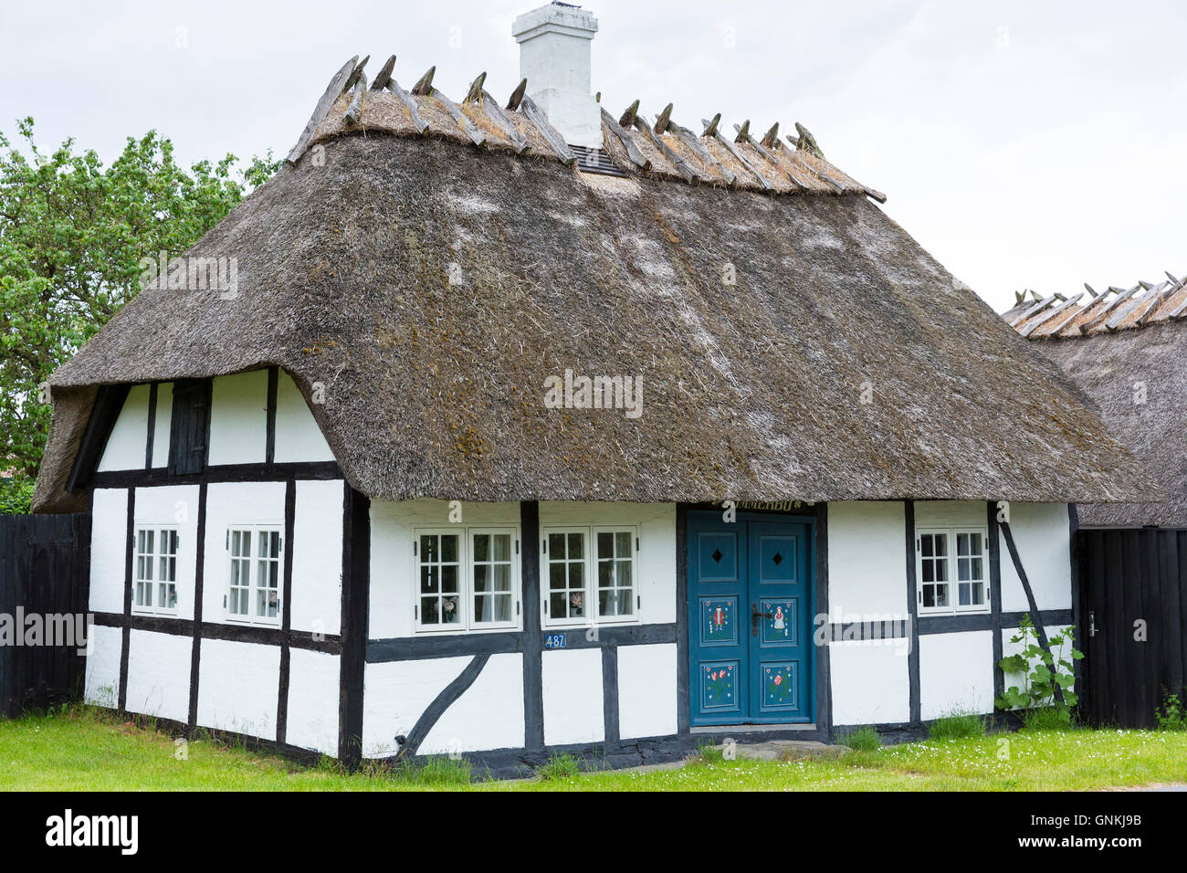 Half timbered thatched cottage hi-res stock photography and images - Alamy