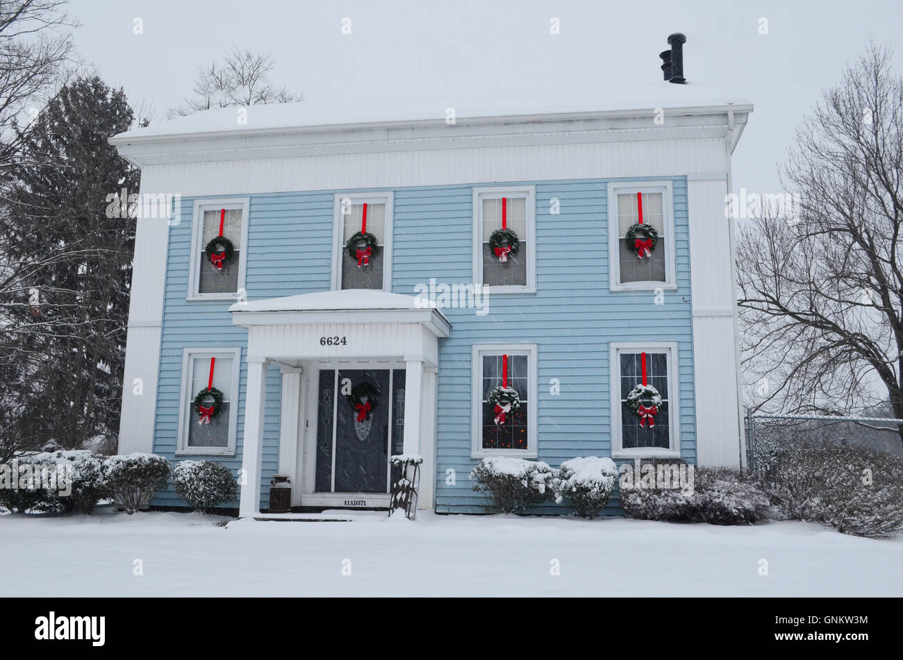 Christmas house lights outside family hi-res stock photography and ...