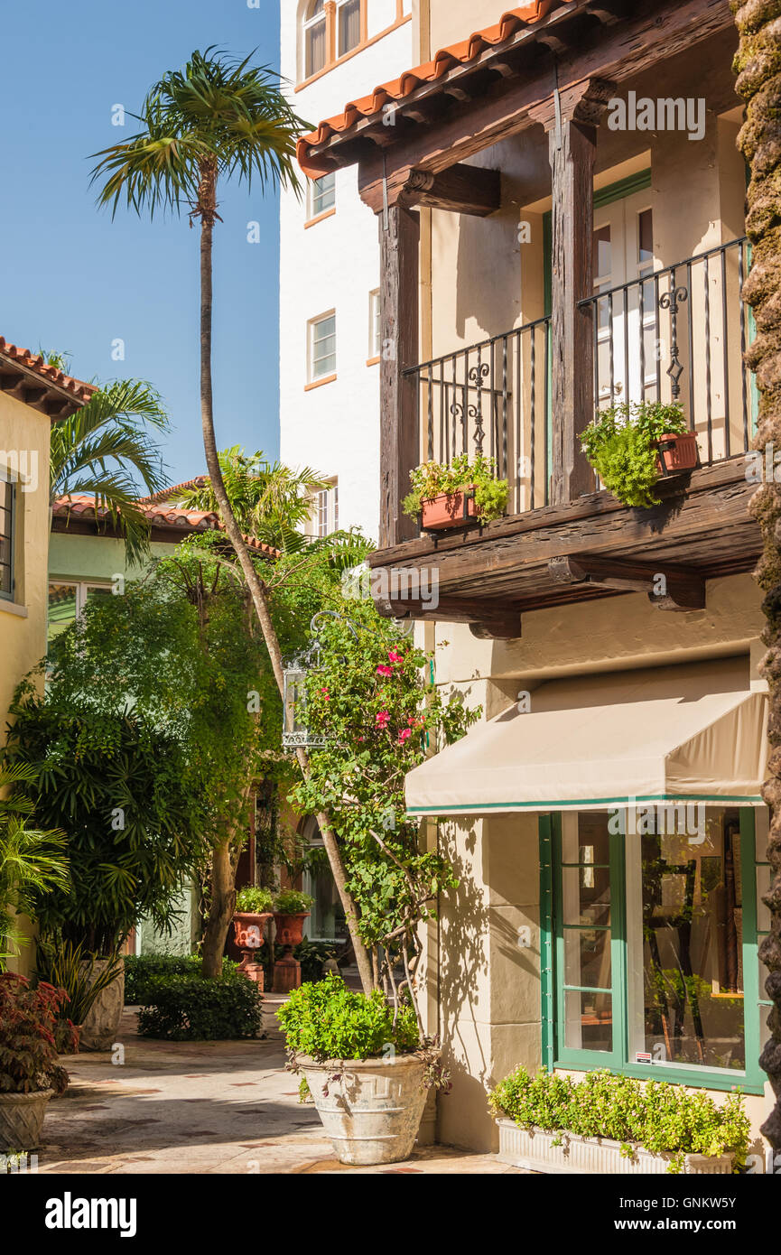 Art galleries and upscale shopping in Via Parigi along world-famous ...