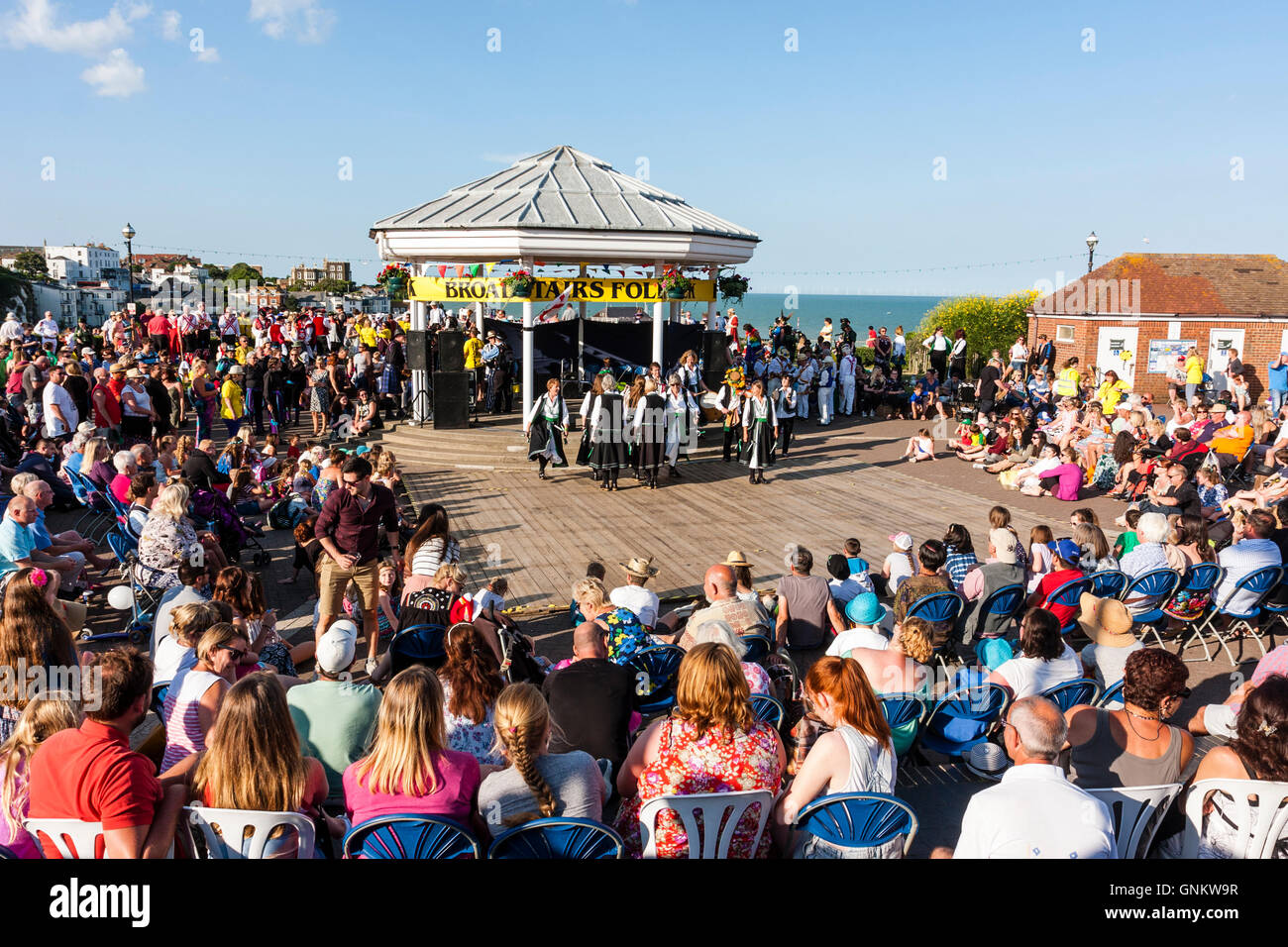 Broadstairs Folk Week Festival. Parade. Offcumduns Morris group dancing ...