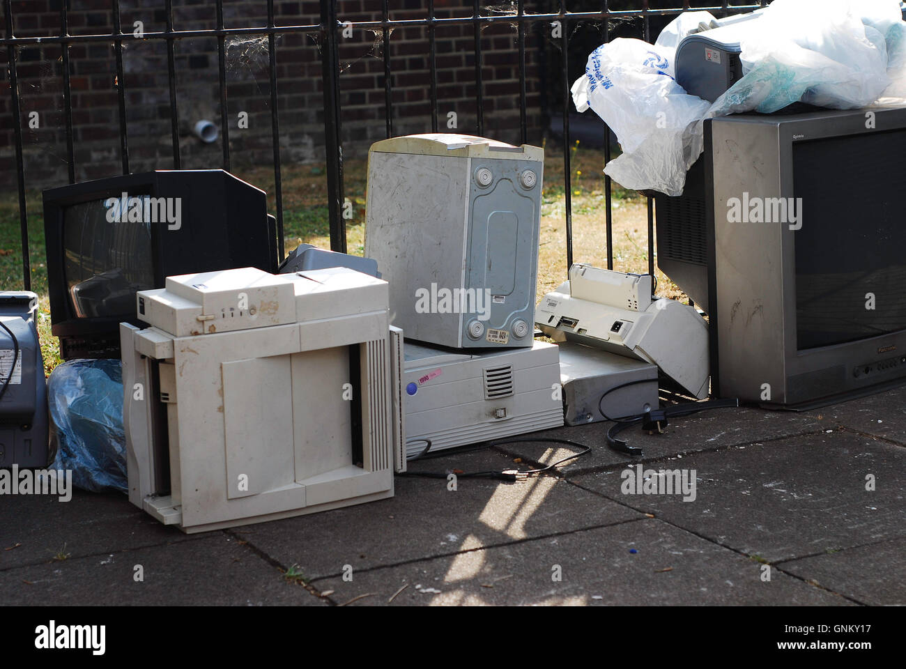 abandoned computer equipment Stock Photo - Alamy