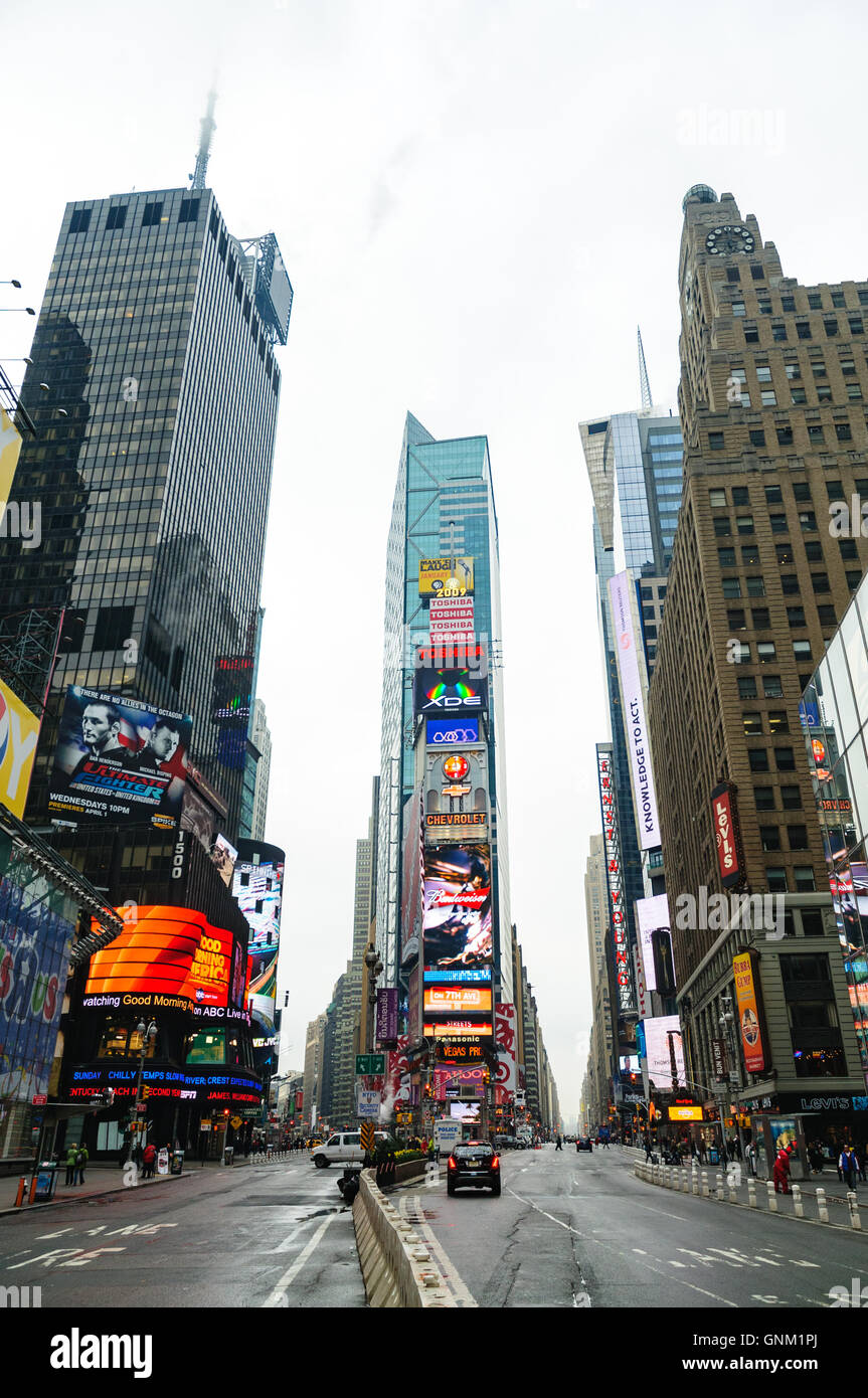 Times square advertisements hi-res stock photography and images - Alamy